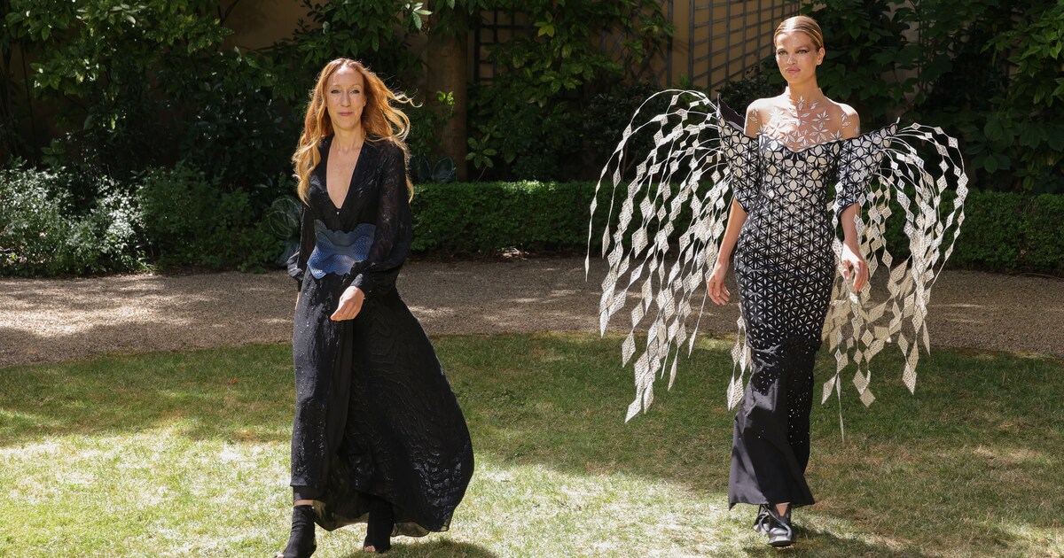 Solotentoonstelling Iris van Herpen opent in Parijs: wat maakt de ...
