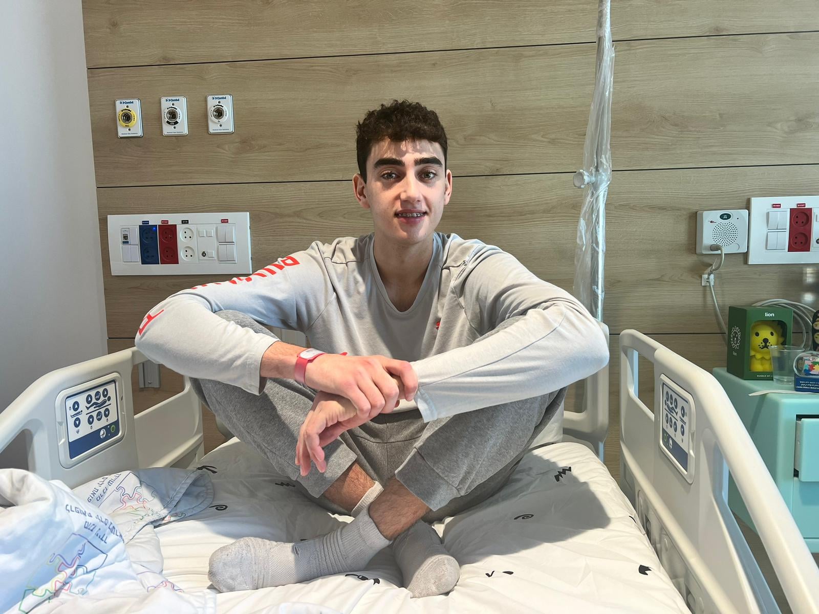 Nederlandse Israëliër Ofir Engel (18) maakt het goed na gijzeling Hamas ...