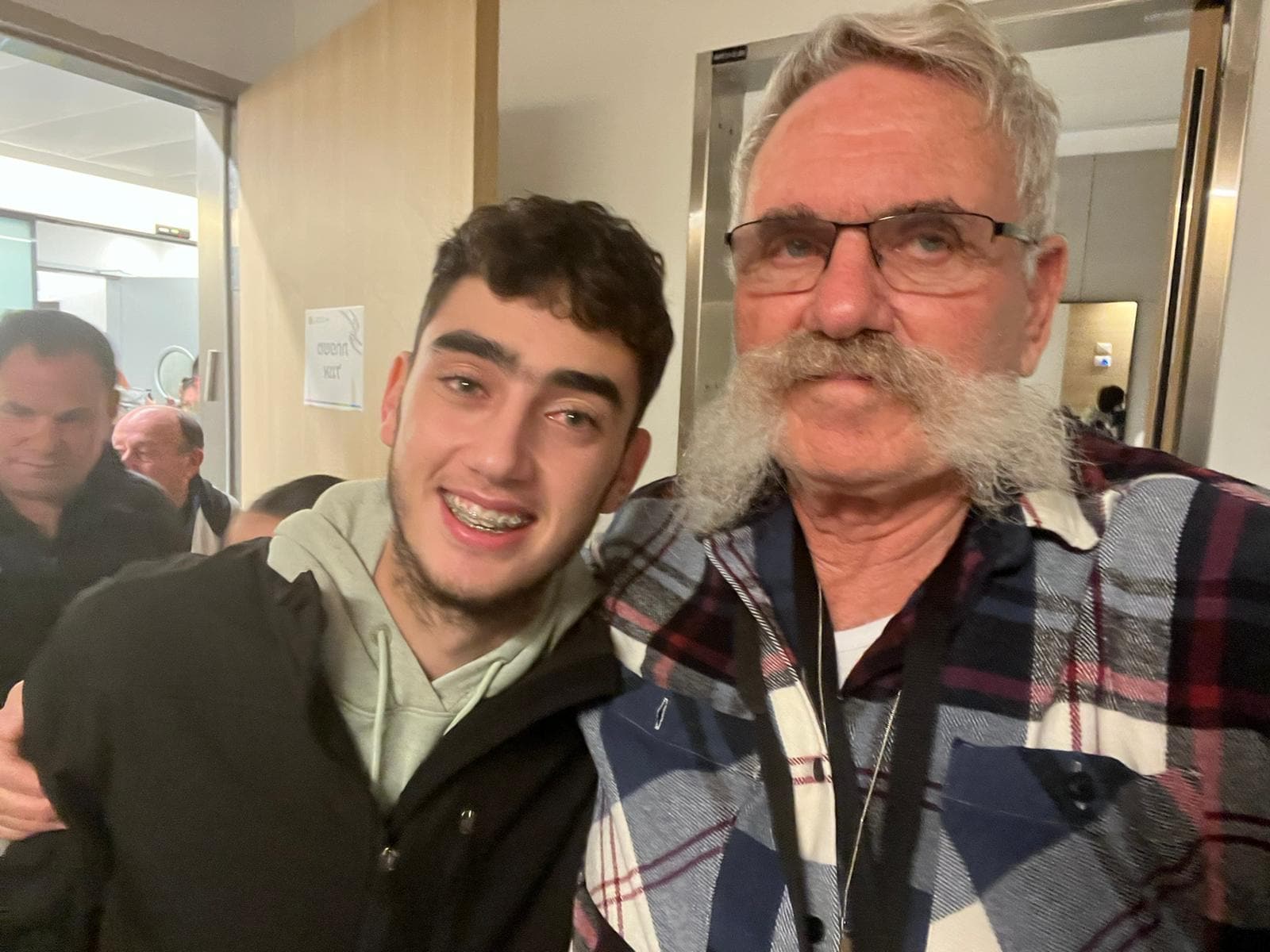 Nederlandse Israëliër Ofir Engel (18) maakt het goed na gijzeling Hamas ...