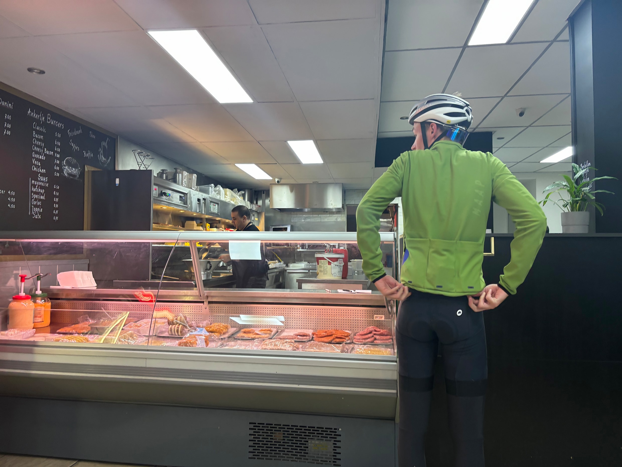 Vette aanrader: de crunchy burger van ’t Ankertje, op een met boter ...