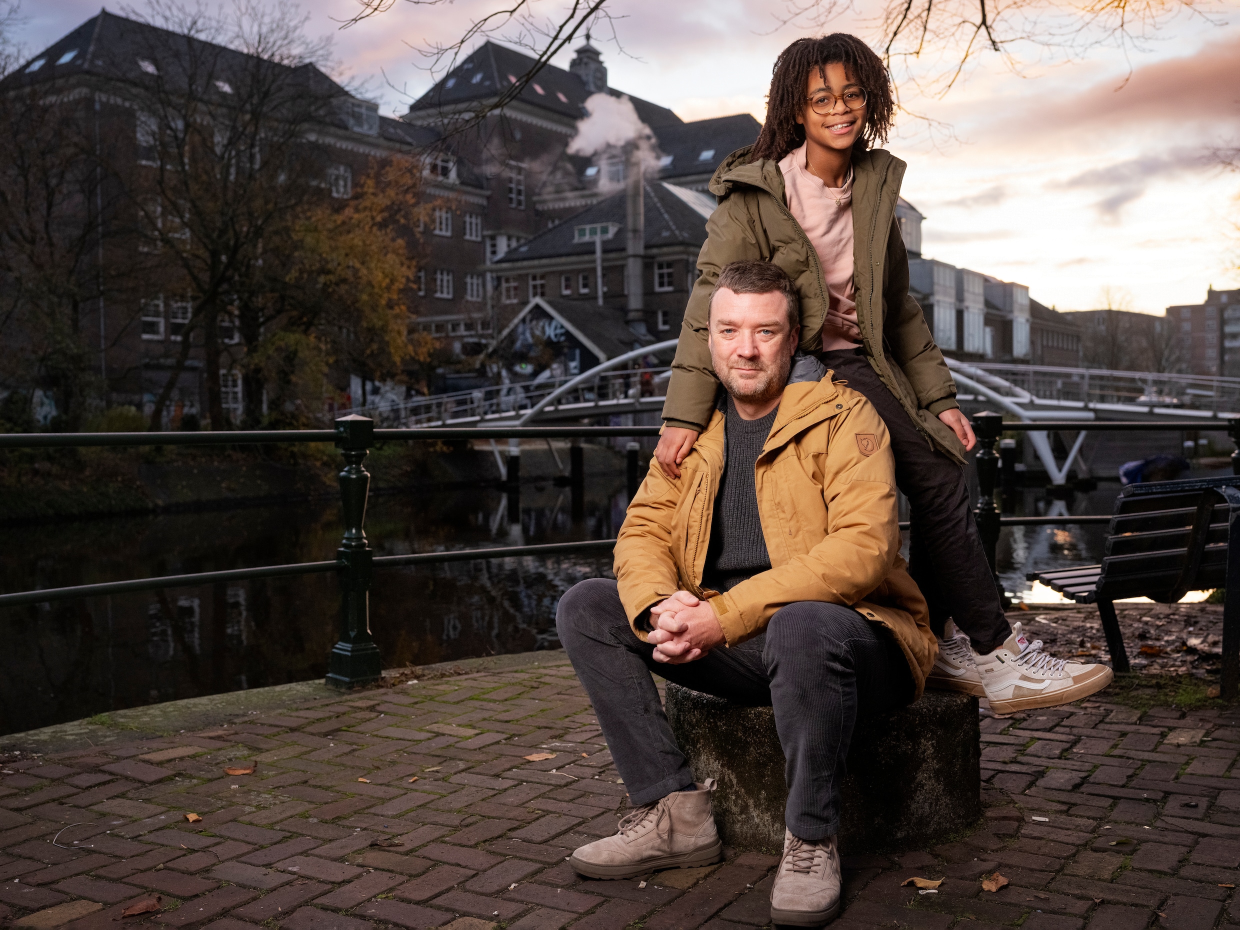 Tim (49) en Nyla (11): ‘Ik vind het een beetje gevaarlijk als ze in ...