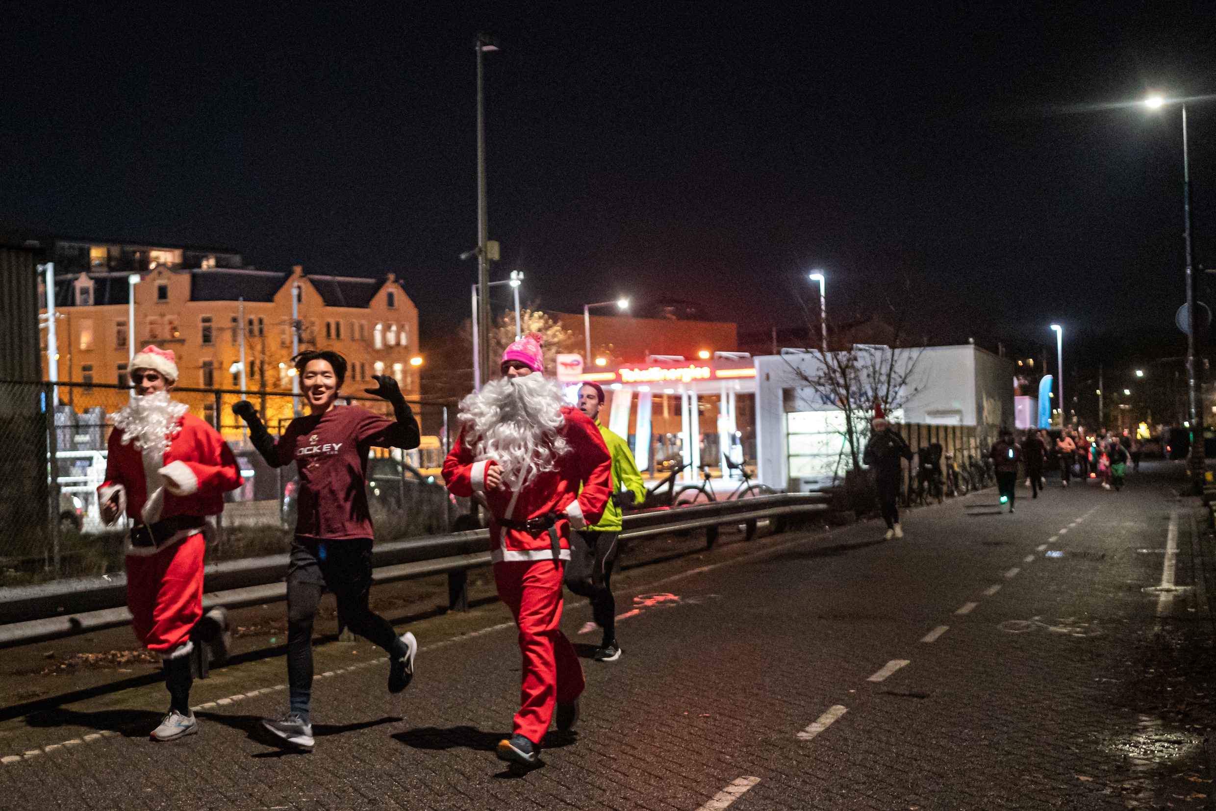 Mee met de Midnight Runners: wie zijn die bonte hardlopers die op harde ...