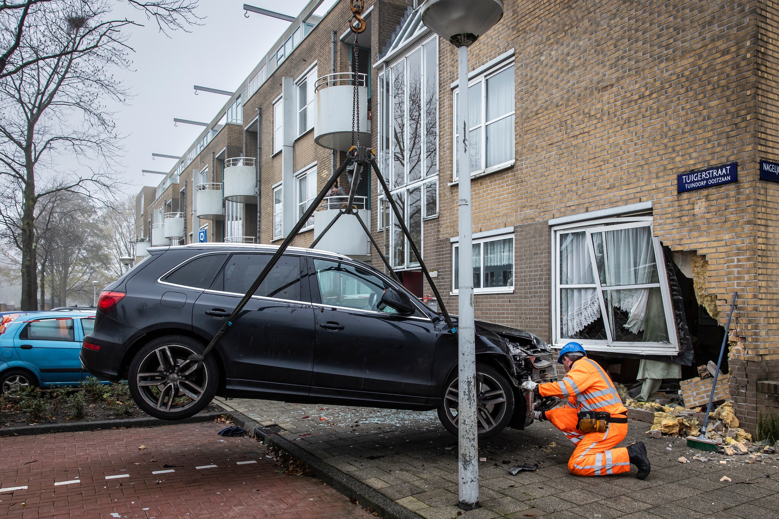 Auto rijdt woning in Amsterdam-Noord in: ‘Een heel ongelukkig ongeluk ...