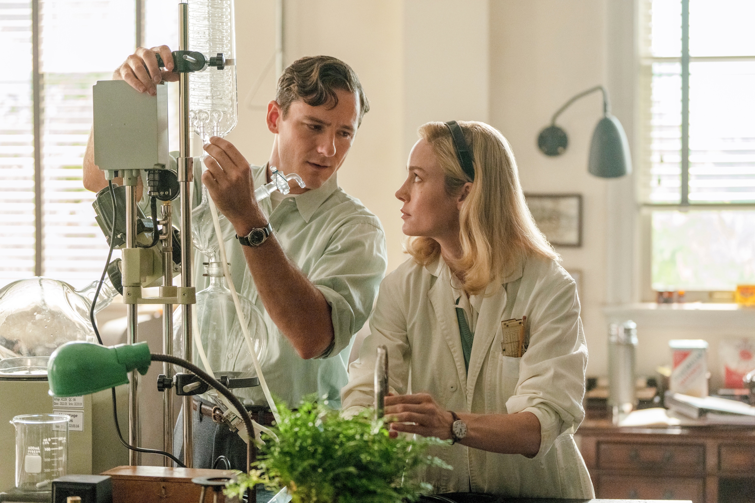 Recensie: Brie Larson zet in Lessons in Chemistry een van de mooiste ...