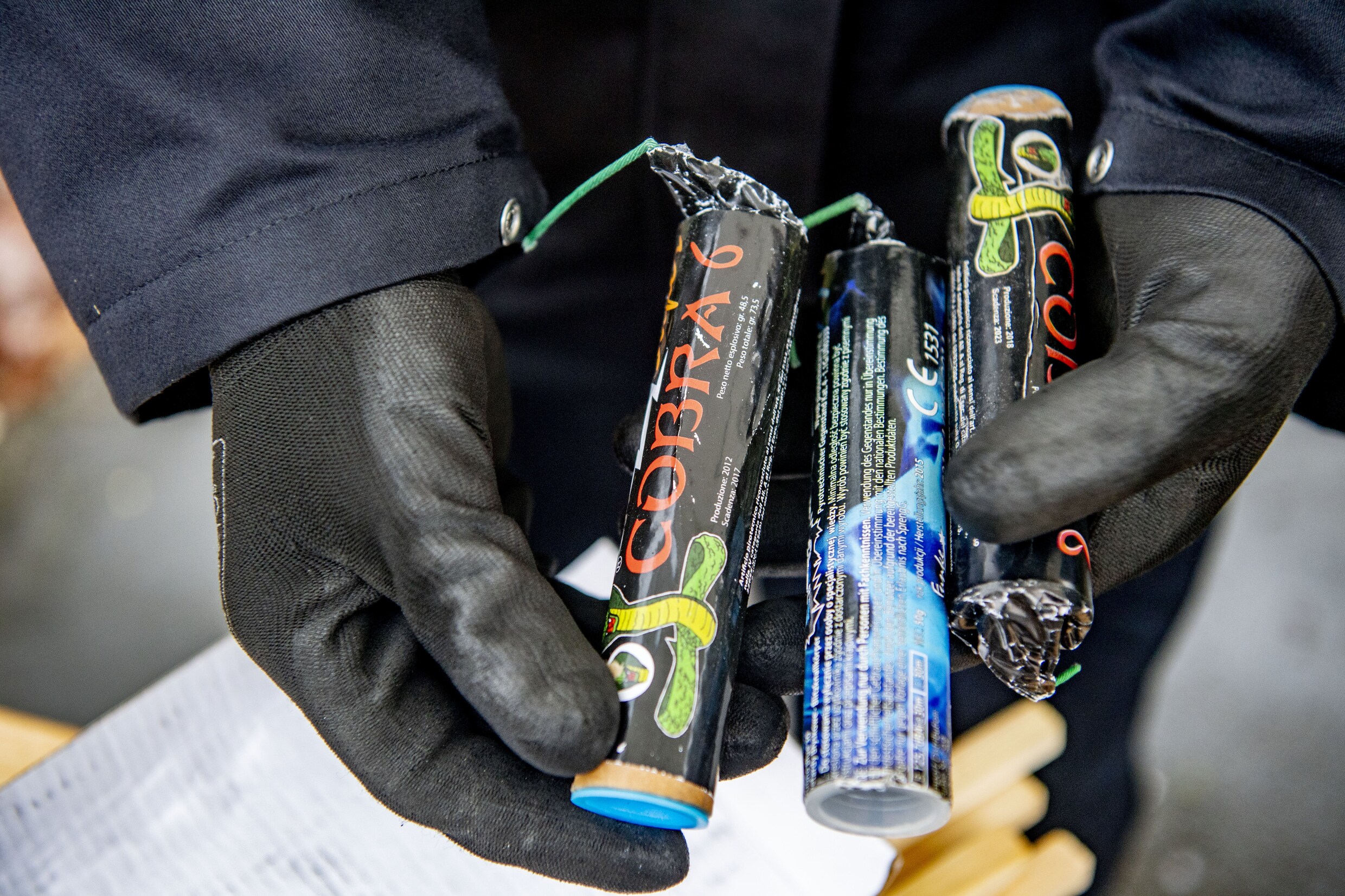 Amsterdammer (16) aangehouden voor handel in zwaar vuurwerk na ongeluk ...