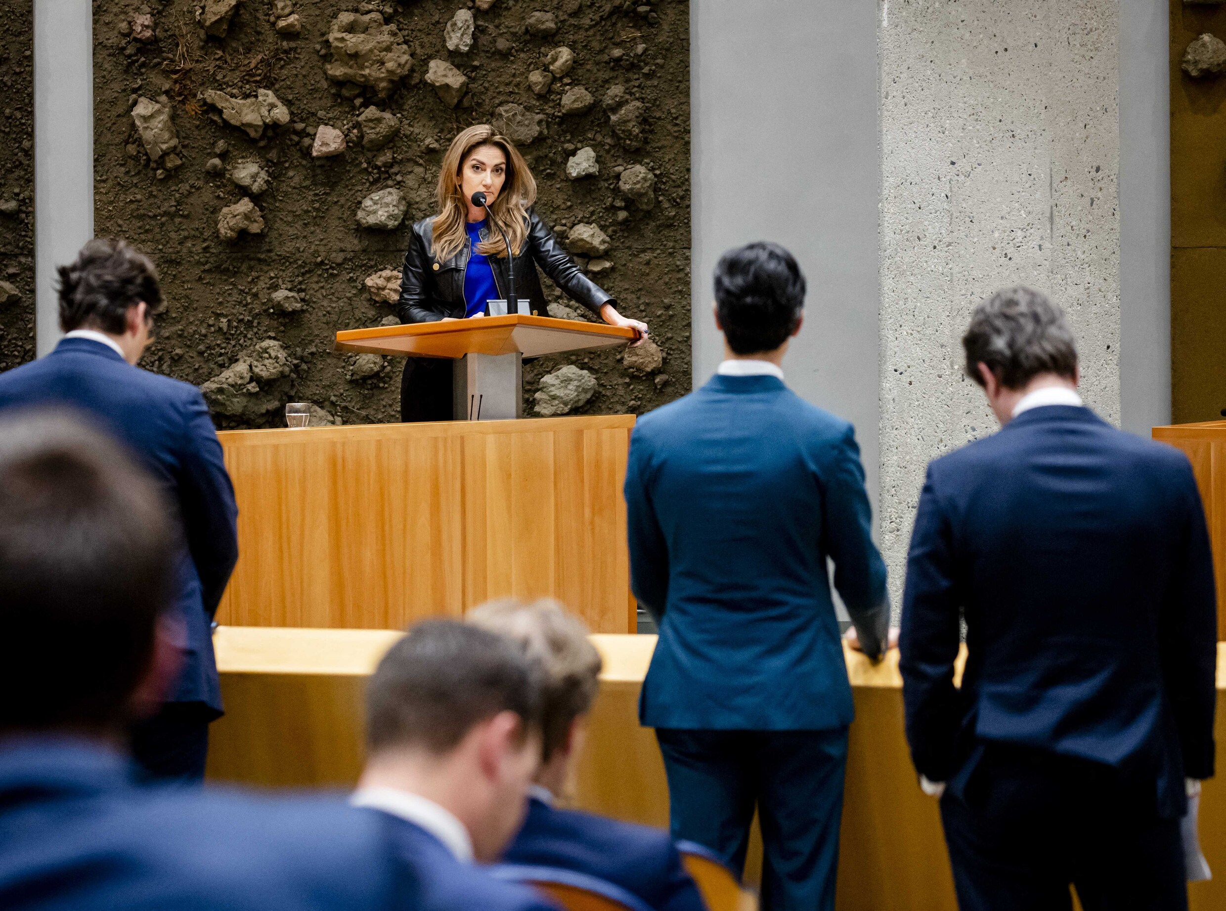 Rutte fluit Yesilgöz terug over torpederen spreidingswet: ‘Kabinet staat hier achter’ | Het Parool