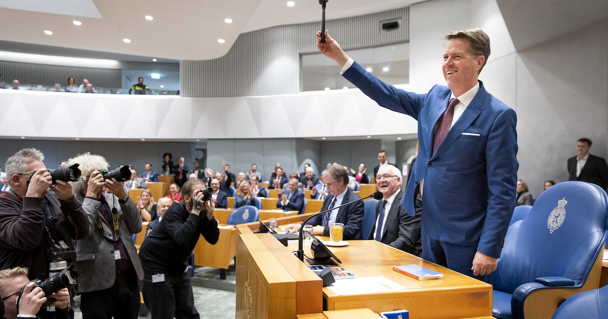 Martin Bosma (PVV) is de nieuwe Kamervoorzitter: omhelsd door Wilders ...
