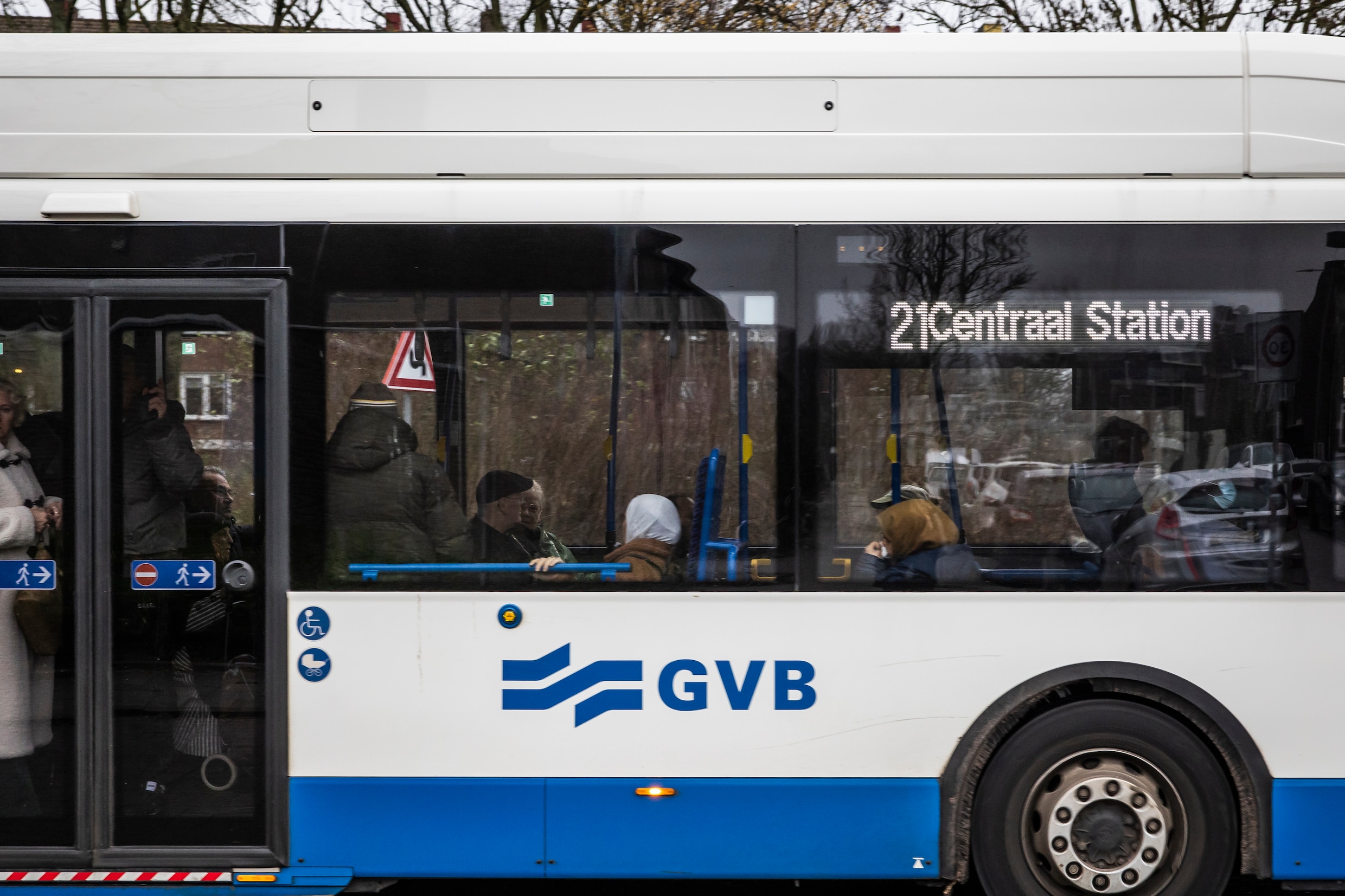 GVB verlengt proef met Engelssprekende buschauffeurs | Het Parool