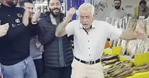 Dansende ‘Oom Sadegh’ (70) is onverwachte held in het verzet tegen het ...