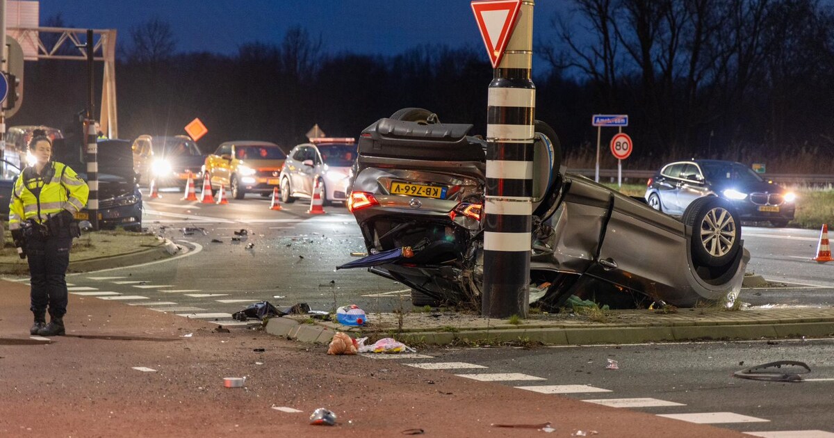 Drie gewonden bij aanrijding Haarlemmerweg, auto op de kop | Het Parool