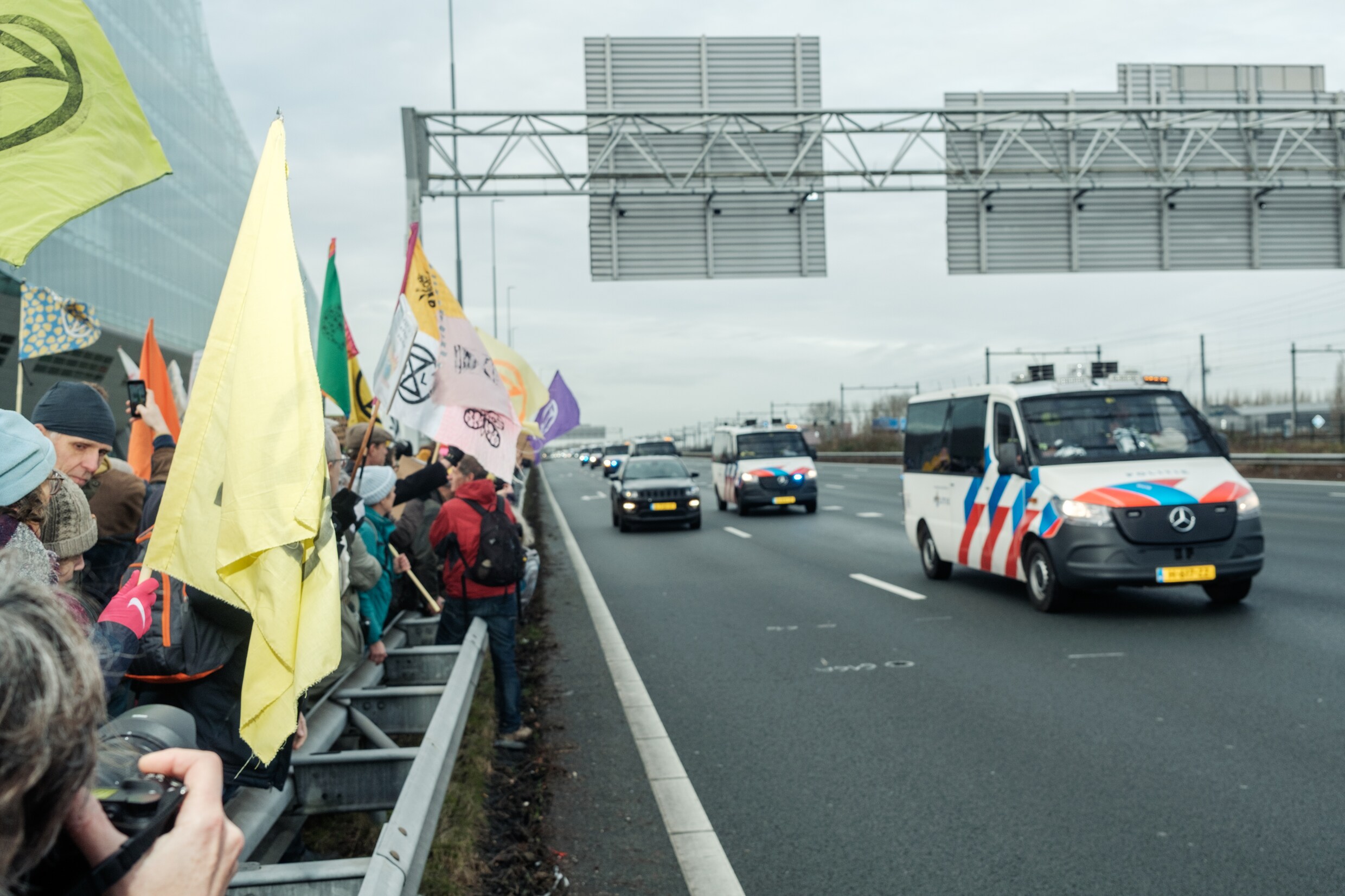 Teruglezen | Bijna 400 aanhoudingen bij demonstratie Extinction ...