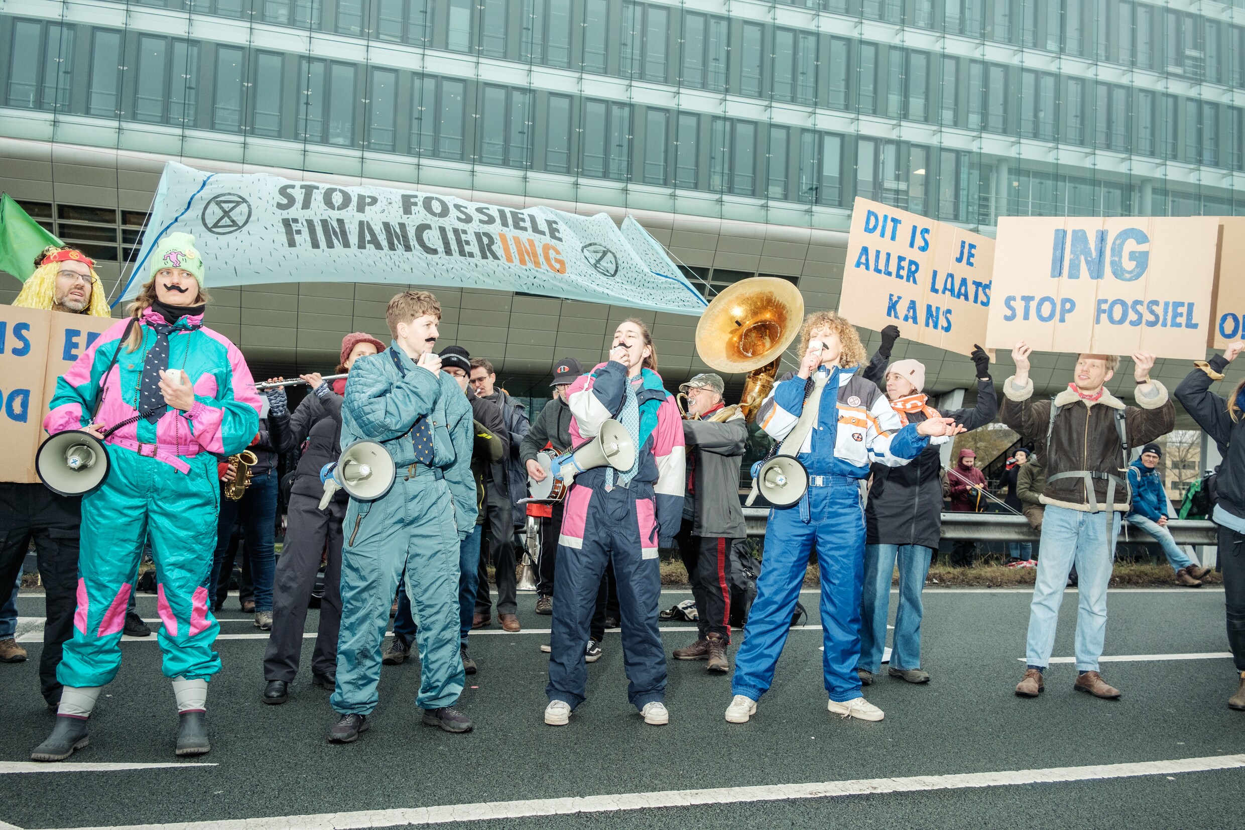 Teruglezen | Bijna 400 aanhoudingen bij demonstratie Extinction ...