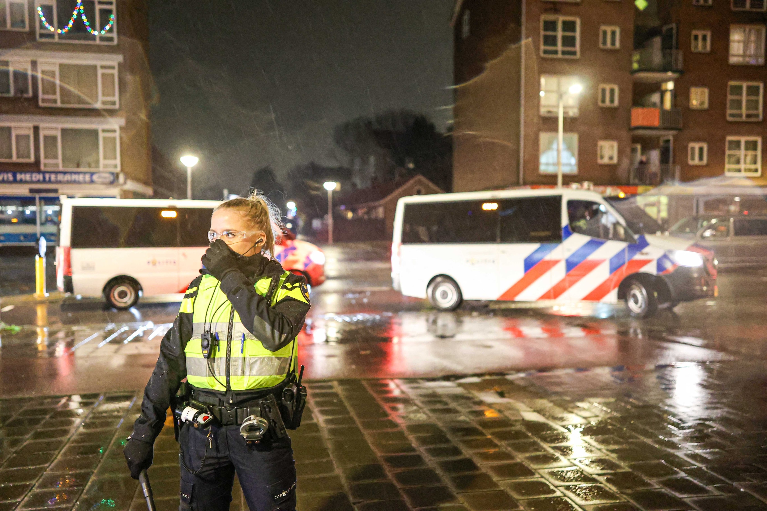 Vier agenten gewond en 85 arrestaties tijdens nieuwjaarsnacht ...