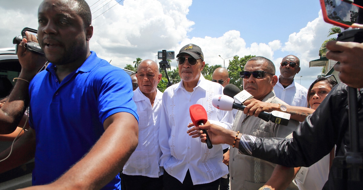 Waarom zit Bouterse nog niet vast? ‘Bijna tijd dat Opsporing Verzocht ...