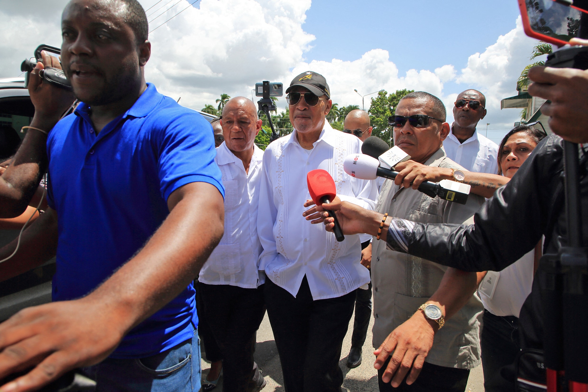 Waarom zit Bouterse nog niet vast? ‘Bijna tijd dat Opsporing Verzocht ...