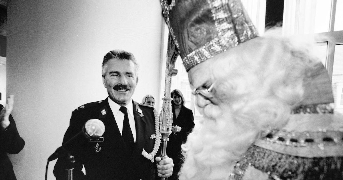 Politiecommissaris Dries Zee (1939-2023) was een Sinterklaas van de ...