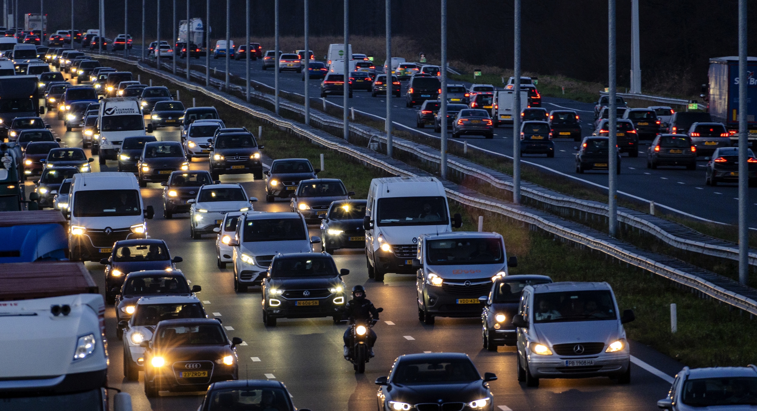 Aantal auto’s in Nederland stijgt in razend tempo, files worden even ...