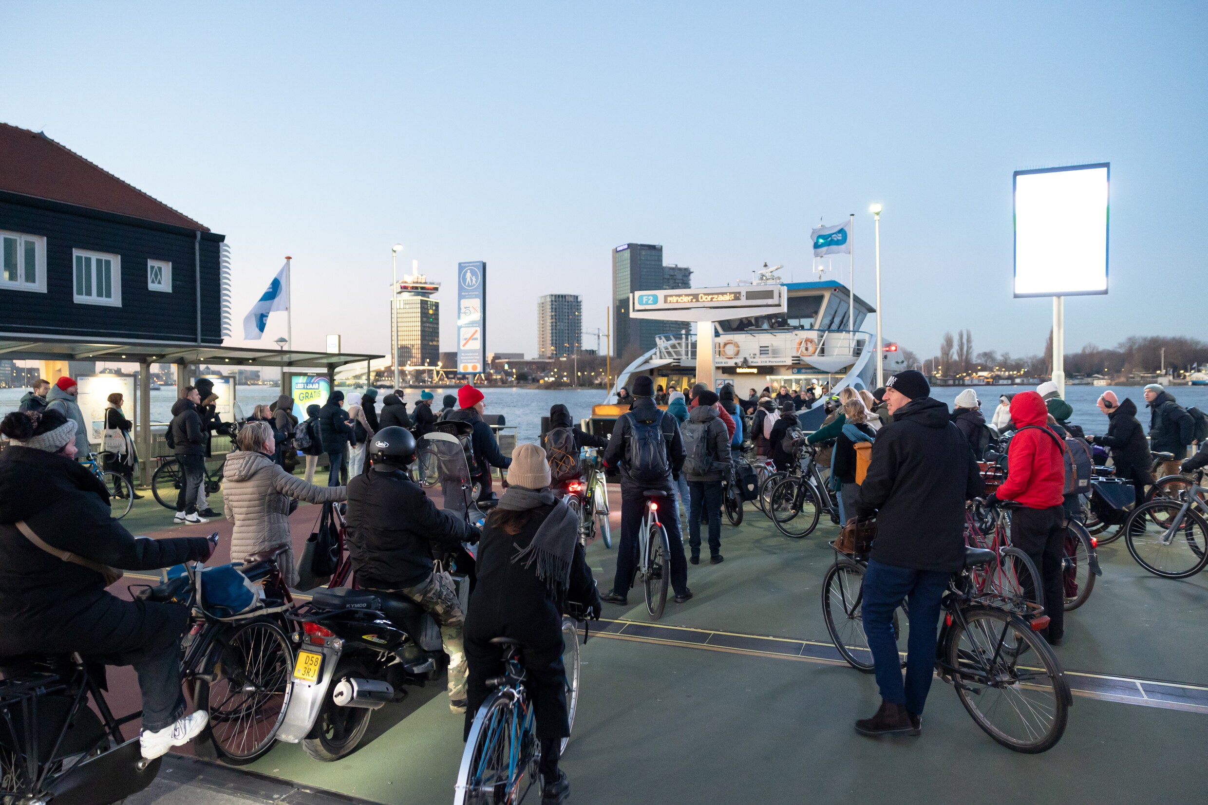 Reizigers not amused over problemen bij ponten en Noord/Zuidlijn: ‘Het ...