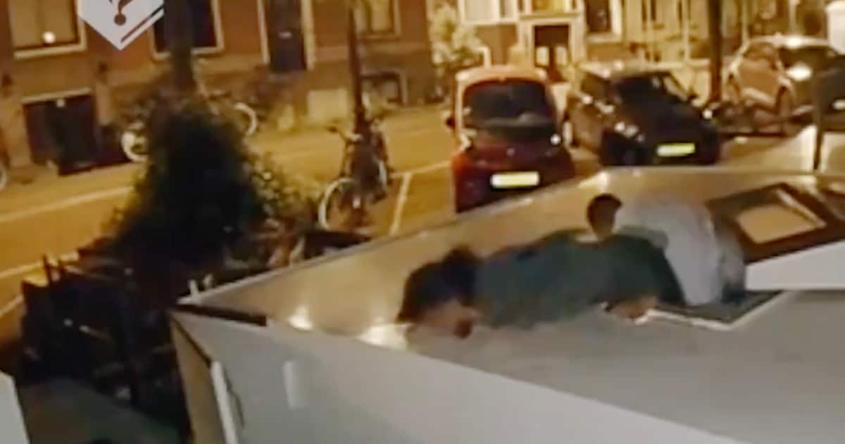 Politie deelt beelden inbraak via dakluik op woonboot Singel ...