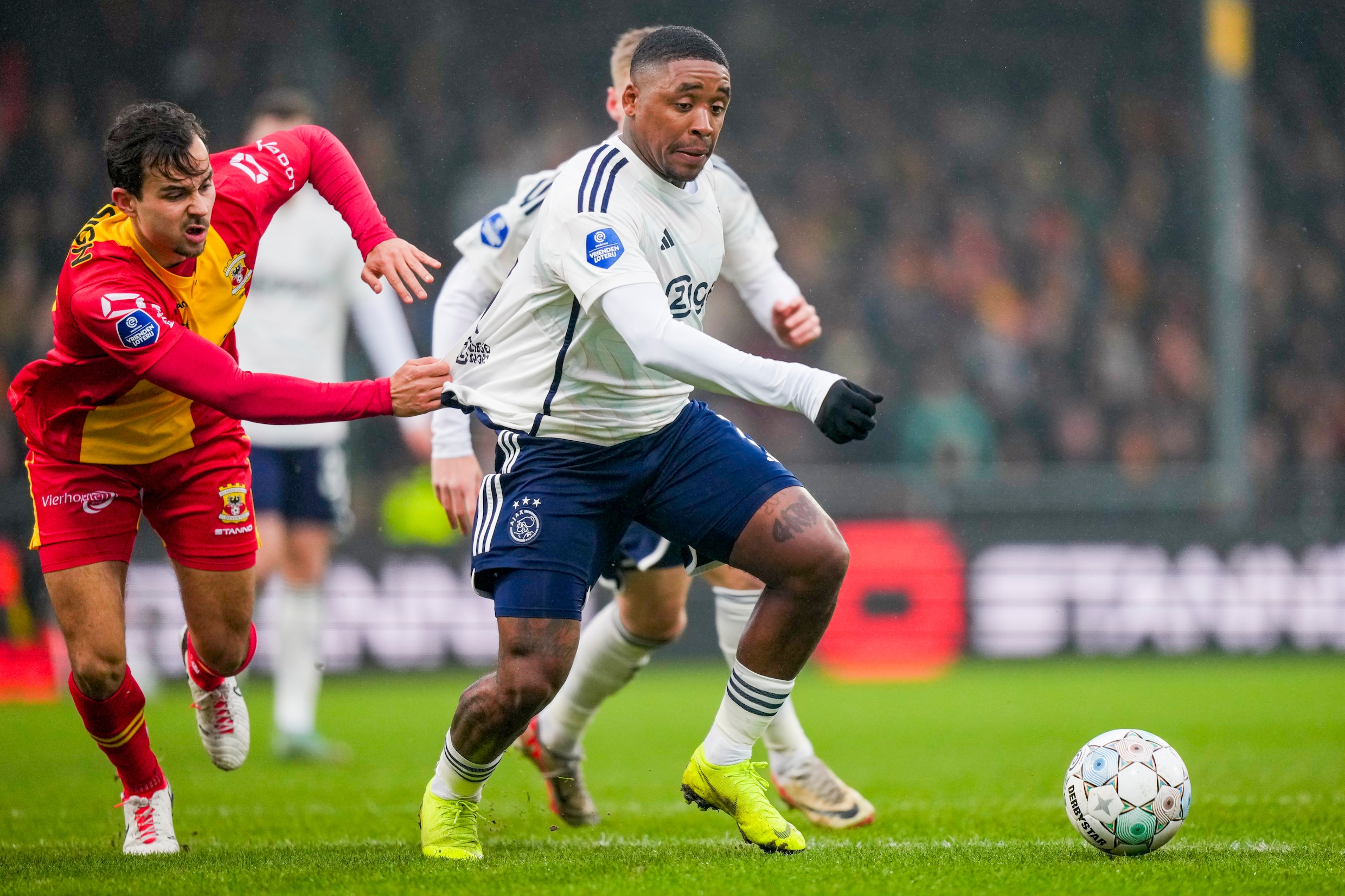 Ajax zwoegt en zwijnt in heerlijk voetbalduel in Deventer | Het Parool