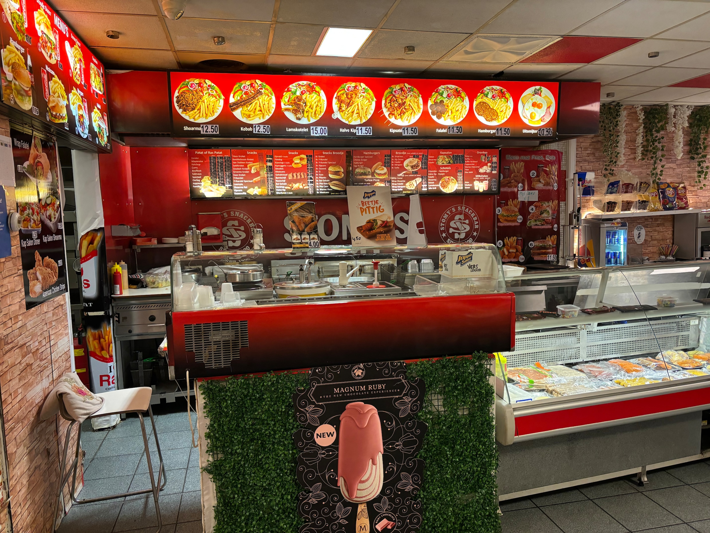 Het broodje merguez met patat van Stomy’s snackbar is vuurwerk voor je ...