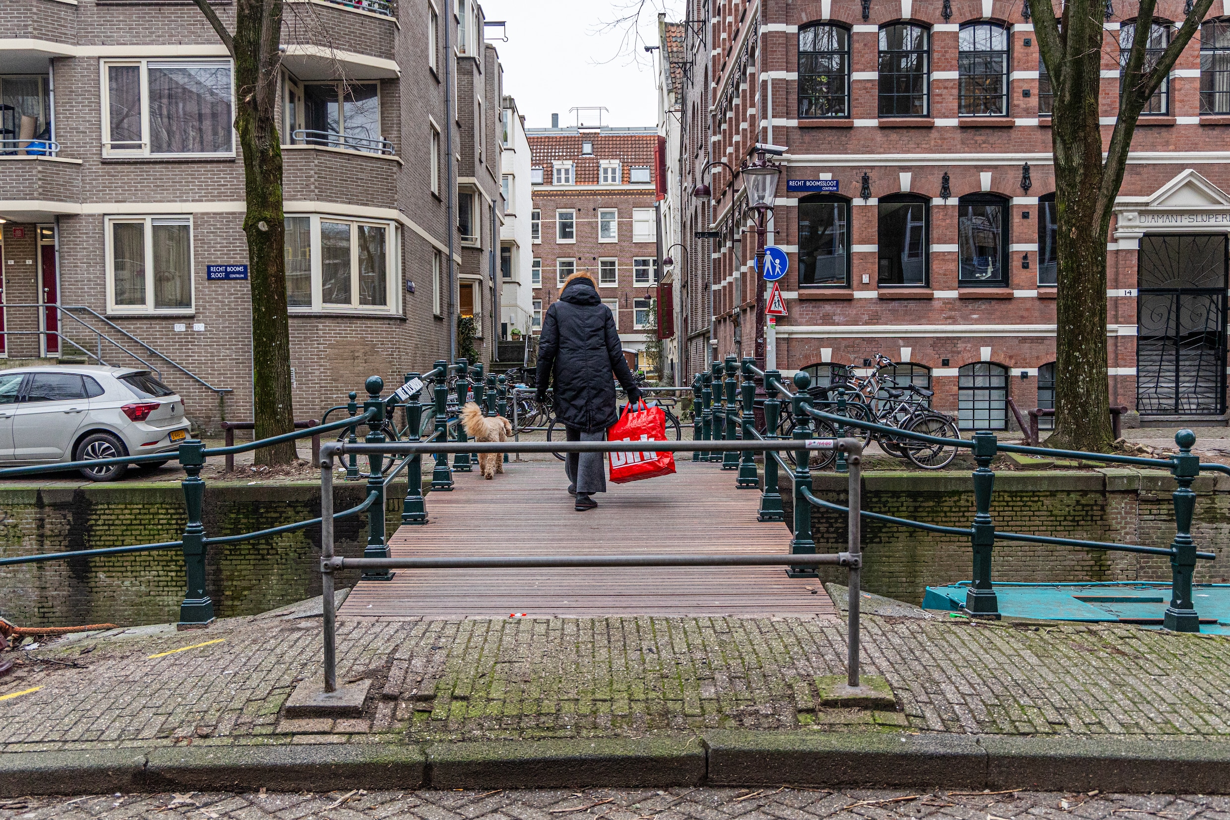 In dit bruggetje over de Recht Boomssloot zit liefde, waarom niet ook ...