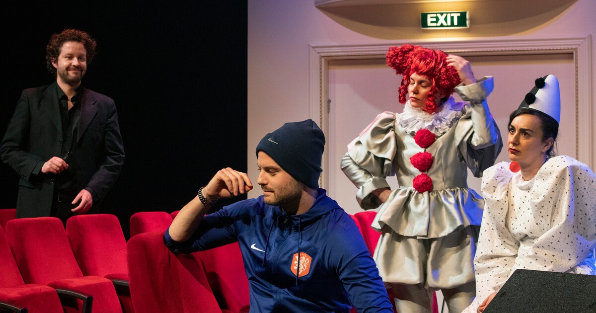 Recensie Showmeister: Jim Bakkum is perfect gecast als voetballer met ...