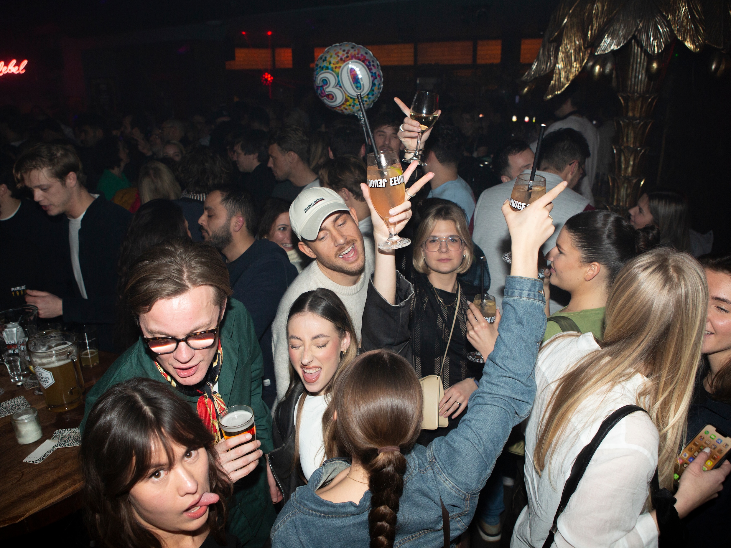 9 Amsterdamse cafés waar je ook nog eens lekker kunt dansen | Het Parool