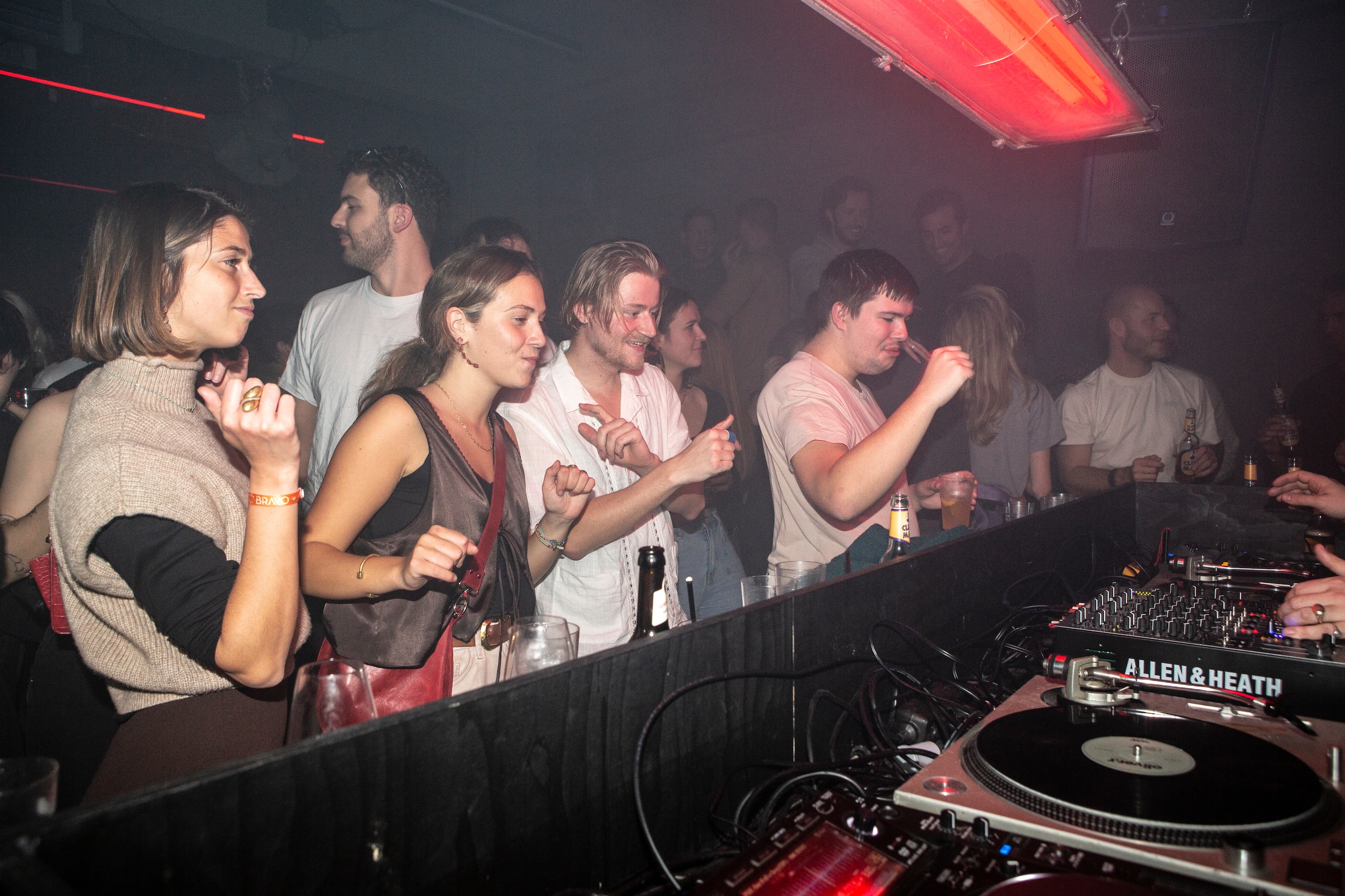 9 Amsterdamse cafés waar je ook nog eens lekker kunt dansen | Het Parool