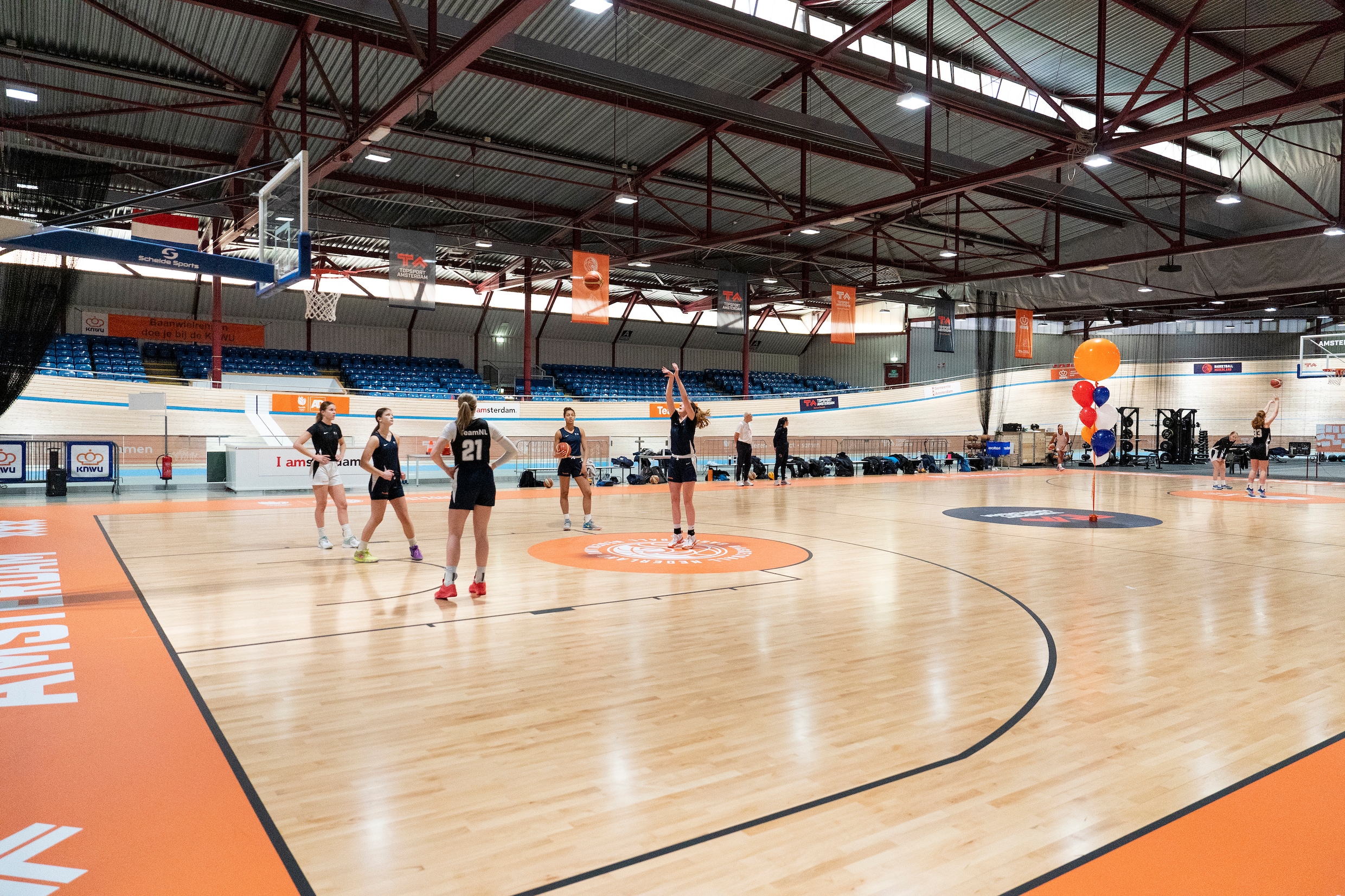 Basketballers trainen voor de Spelen tussen de baanwielrenners in ...