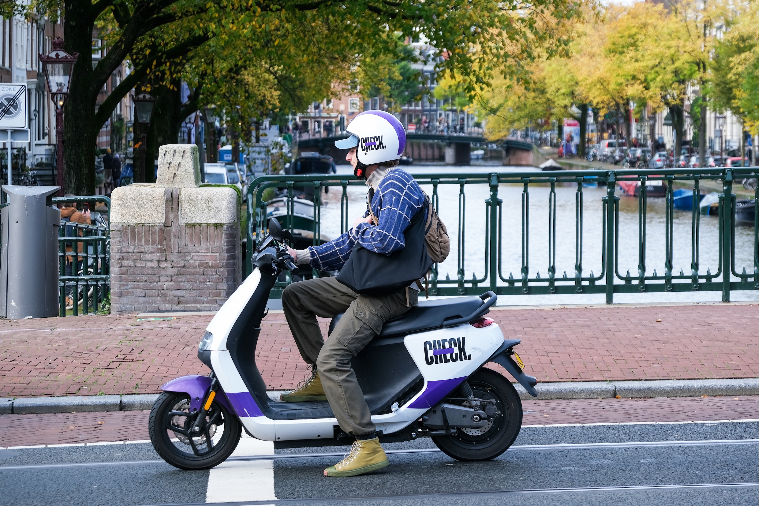 Amsterdam gaat meer vergunningen verlenen voor deelscooters en ...