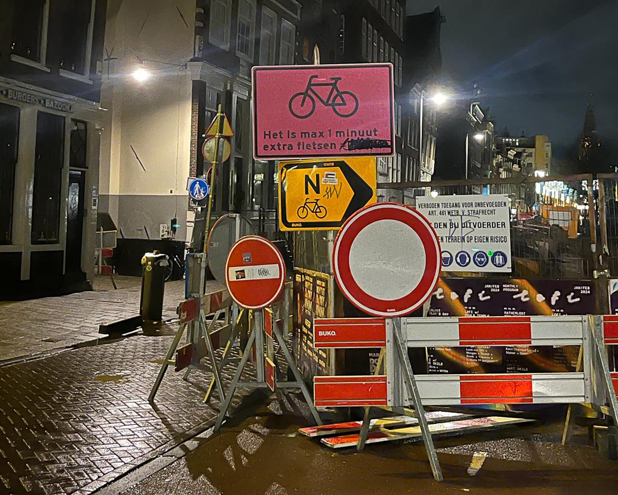 Deze verkeersborden met spelfouten bij Amsterdam CS doen verlangen naar een extra ‘shared space ...