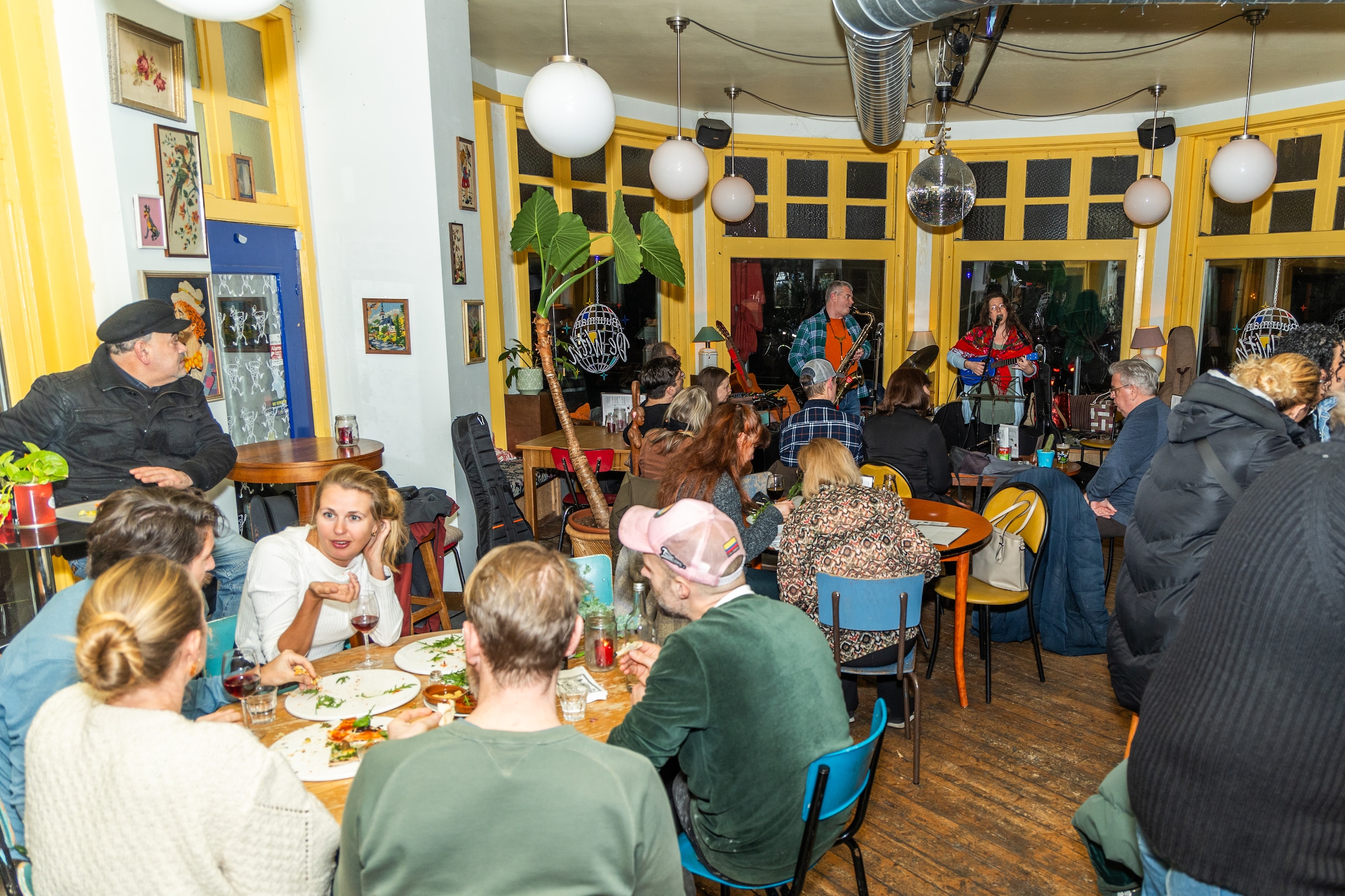 Het Amsterdam van First Dates-maître Denice Dest (44): ‘Bij Rotishop ...