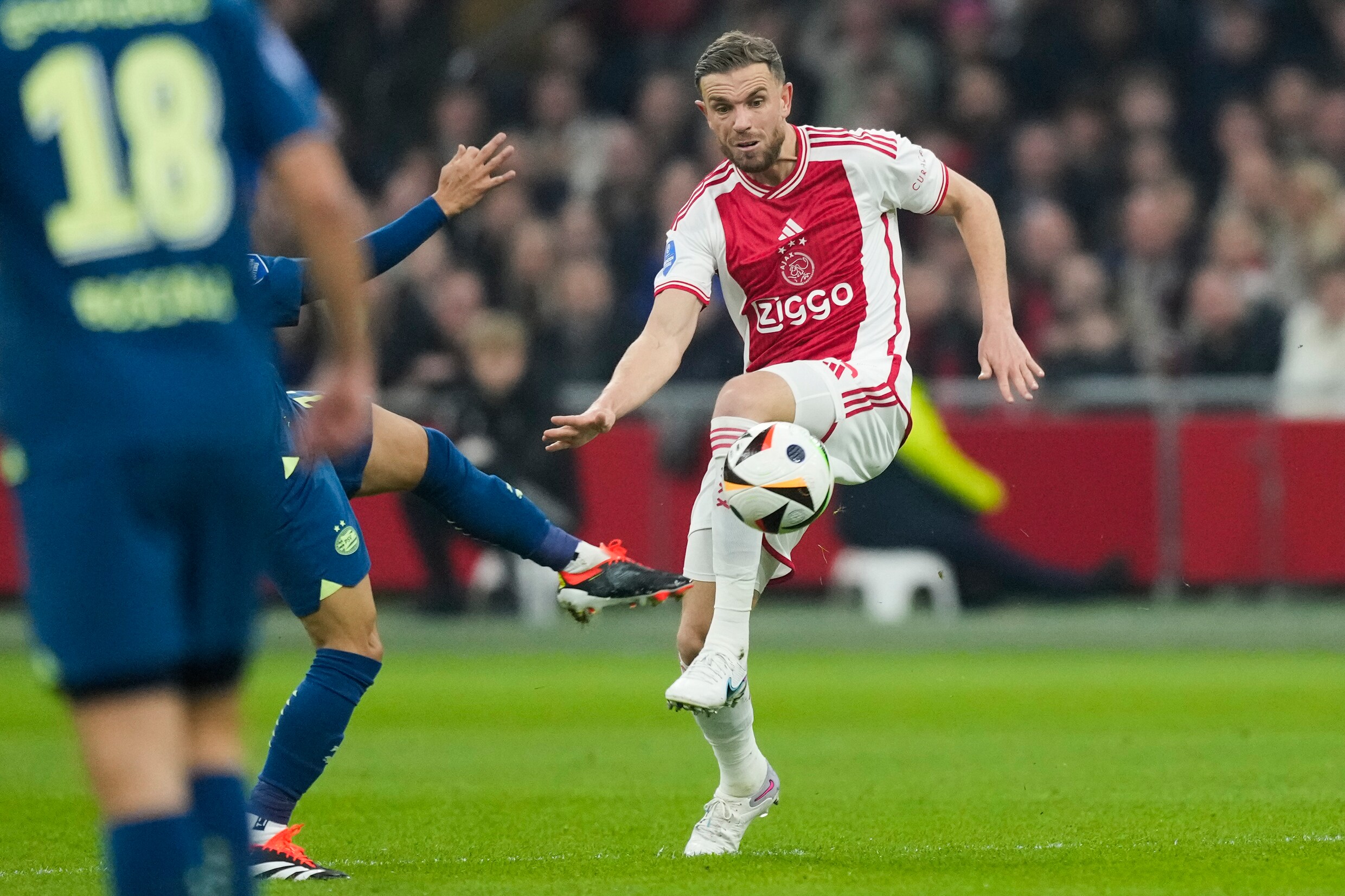 Ajax houdt ongeslagen koploper PSV in bedwang in boeiende topper | Het Parool