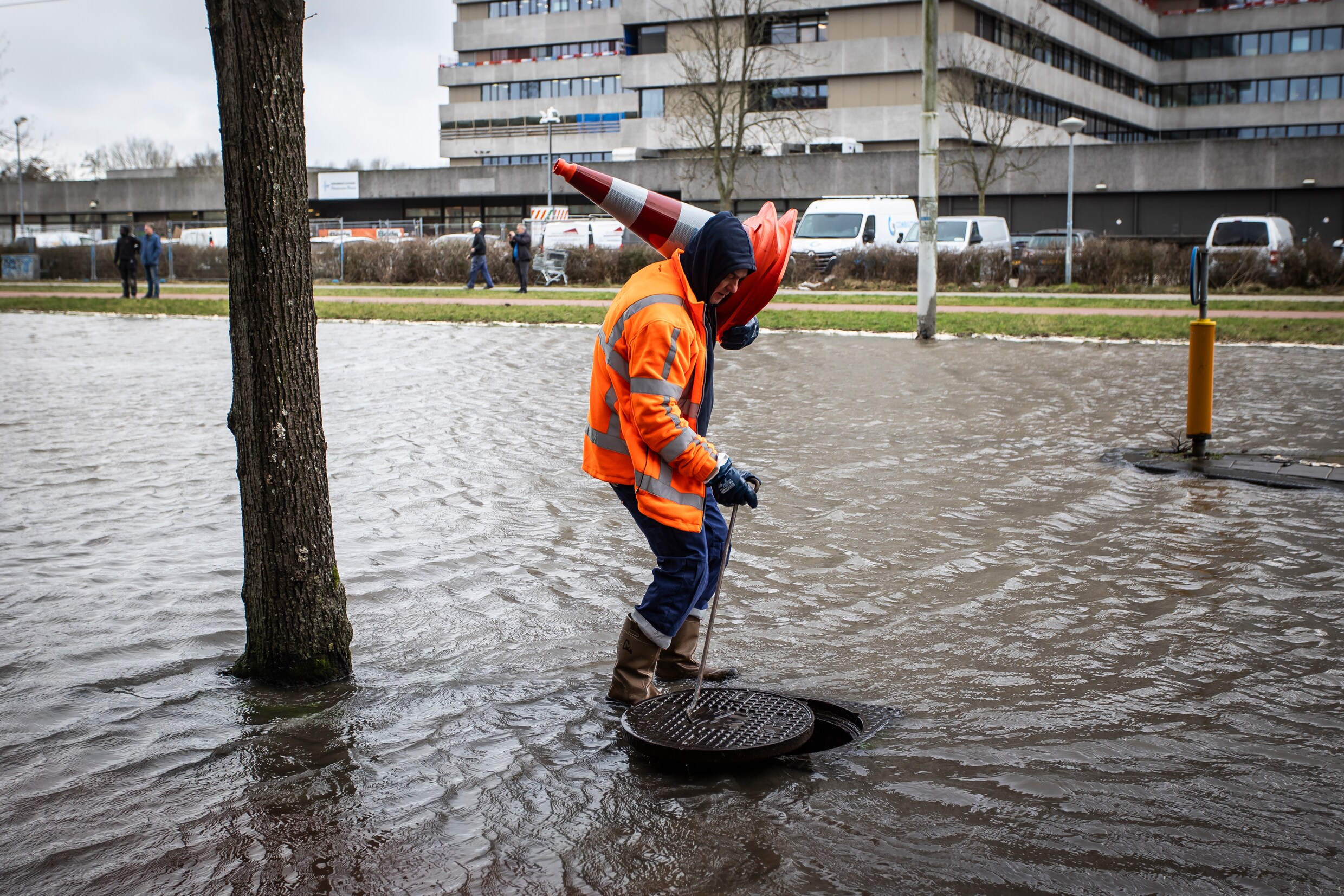 Gesprongen waterleiding zette Johan Huizingalaan in Amsterdam Nieuw ...
