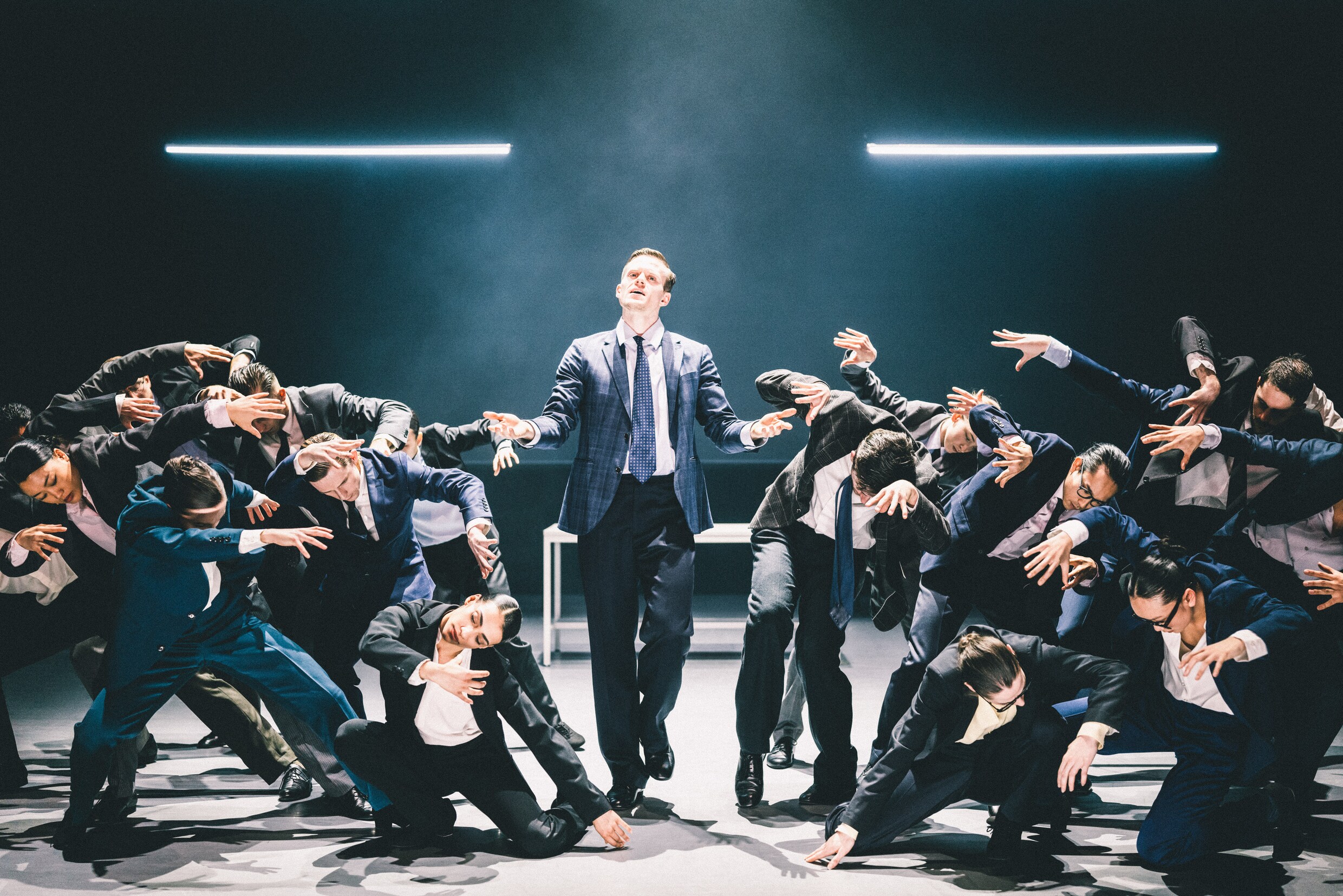 Recensie From Here Now Far: gitzwarte humor en knetterende kortsluiting ...