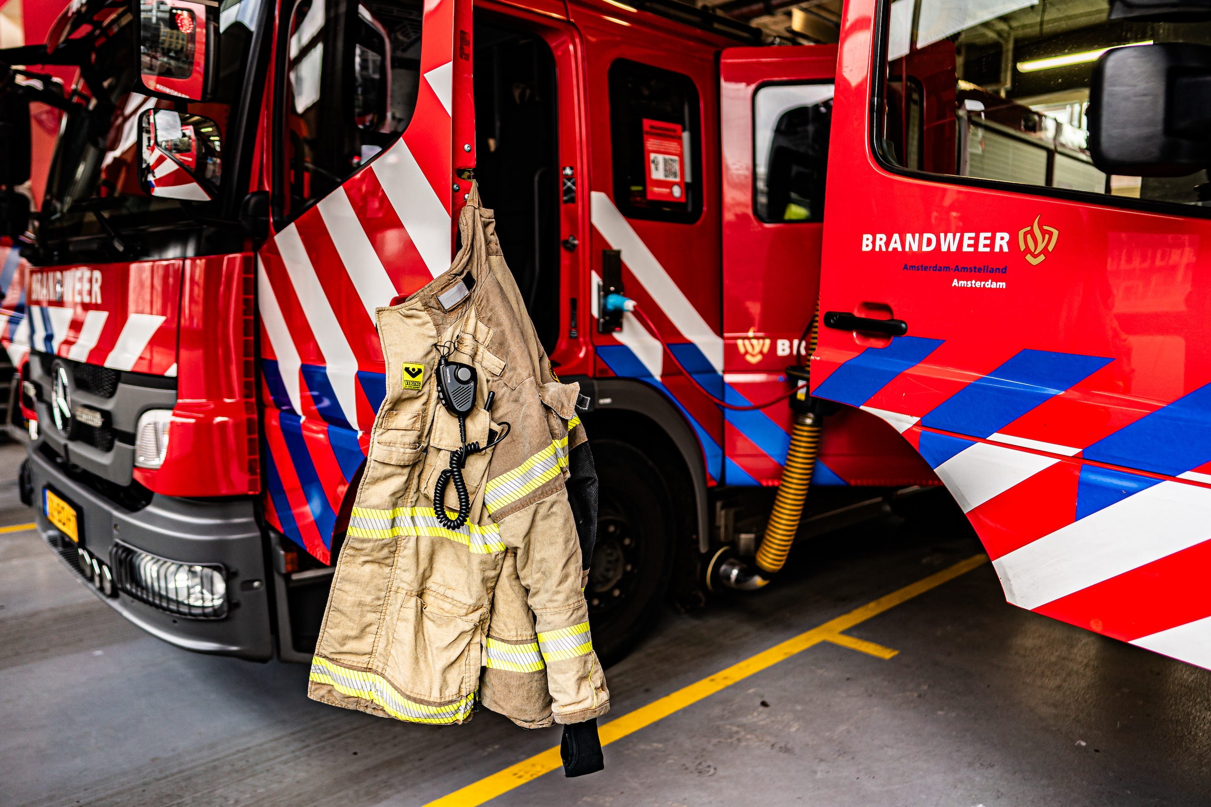 Grote brand in Zuidoost: zeven woningen ontruimd, een persoon naar ...