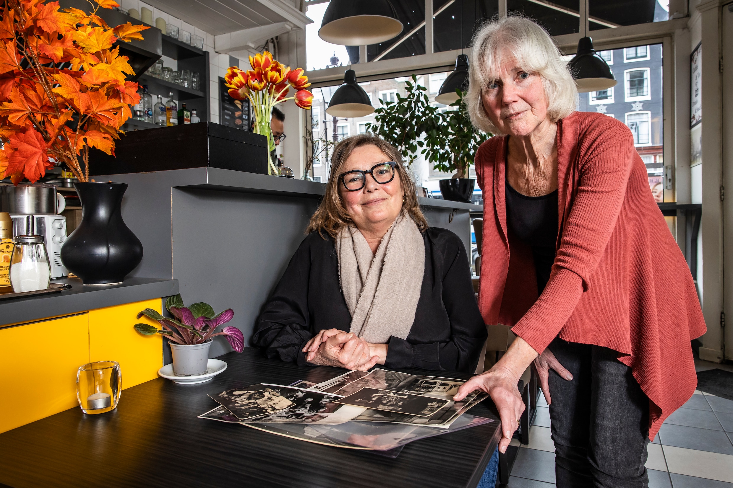 Kleindochters Simon Carmiggelt en Johannes Jesse ontmoeten elkaar in ...