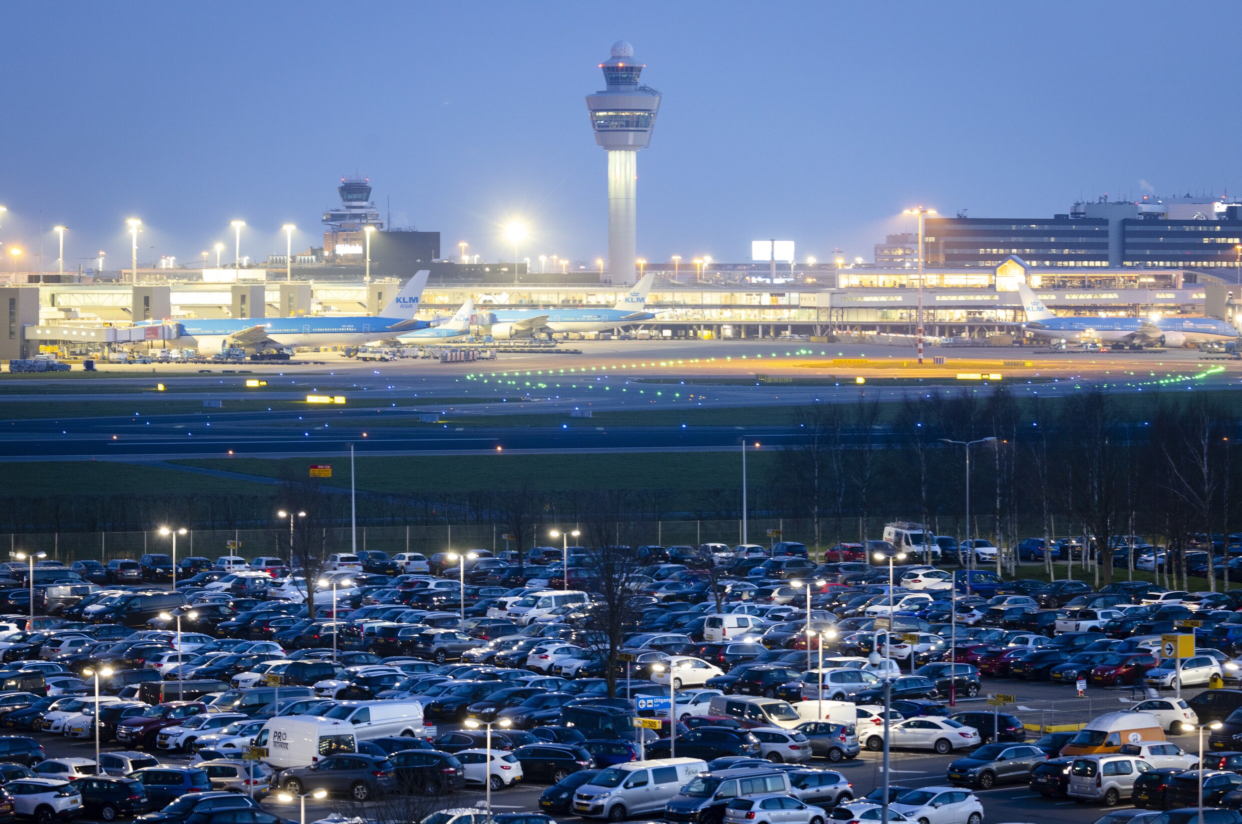 Vliegtickets weer duurder: Schiphol wil opnieuw tarieven verhogen om ...