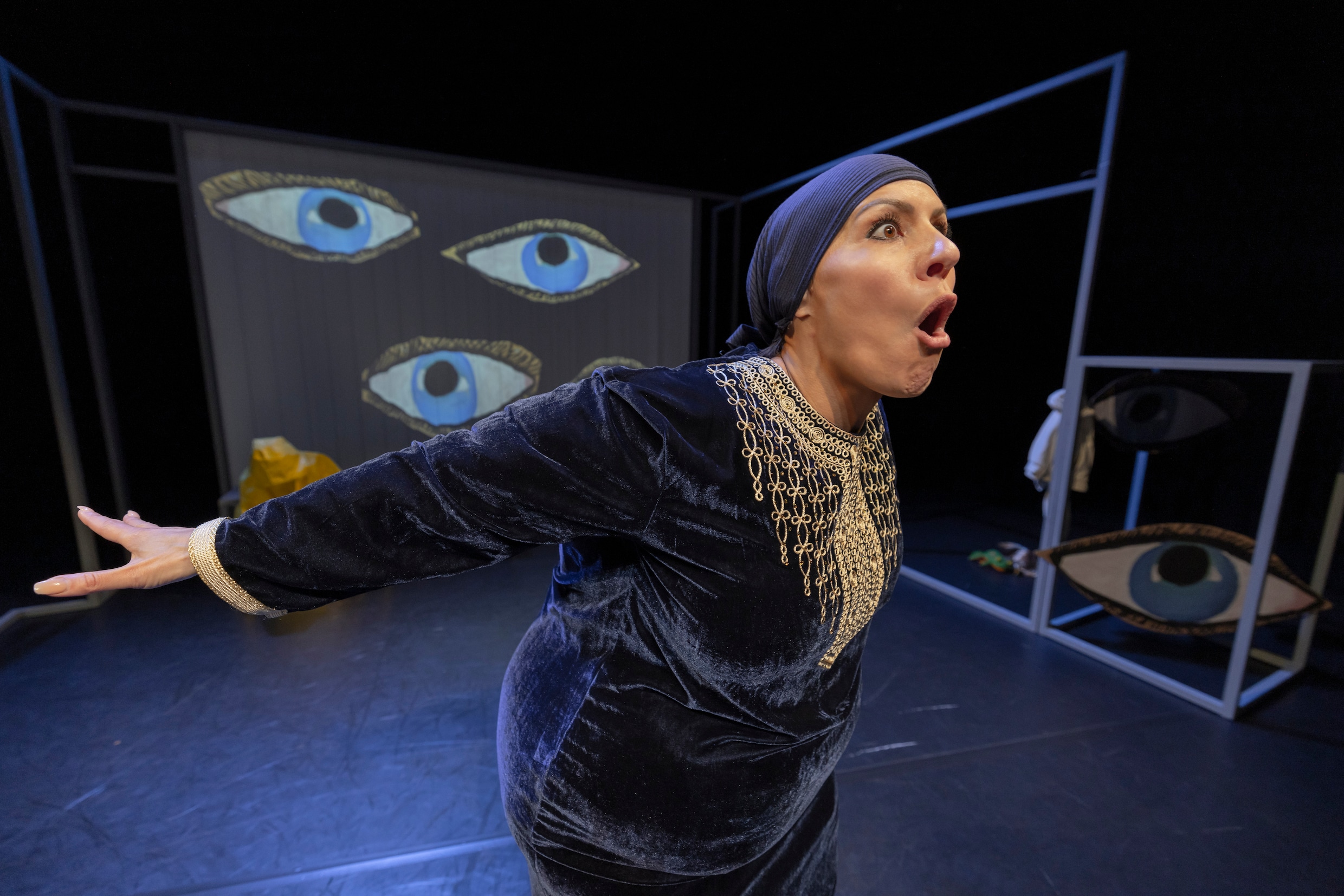 Recensie: Mouna Laroussi is in Waanzien Charlie Chaplin en Igone de ...