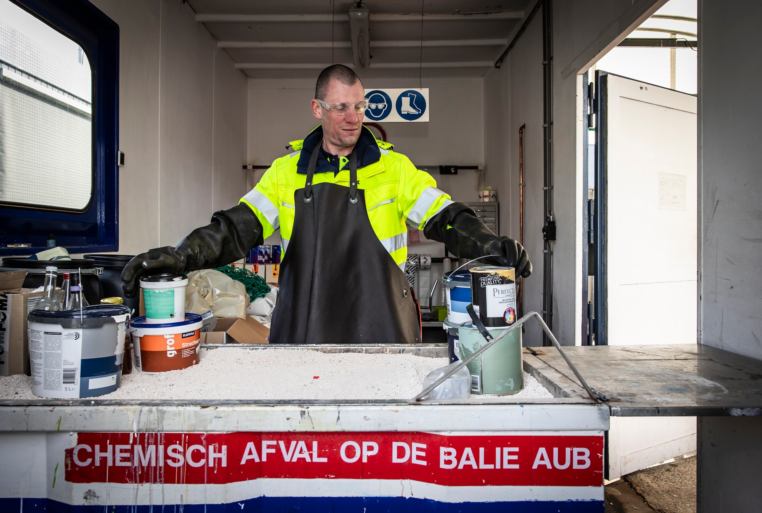 Amsterdammers rijden weer opvallend vaak naar een recyclepunt, zoals ...