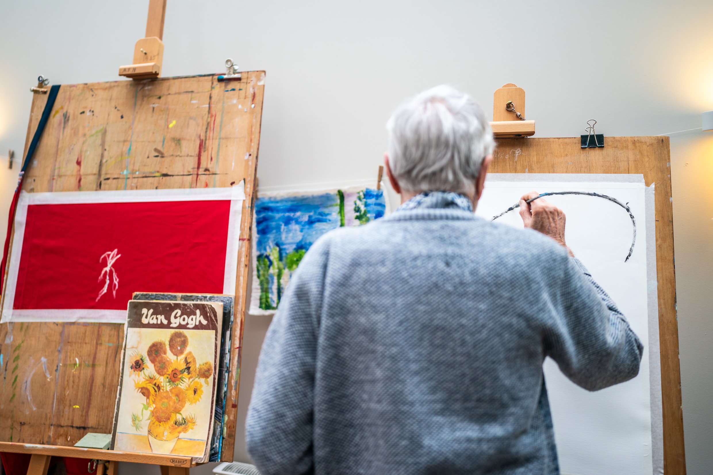 Deze ouderen hanteren het potlood als wapen tegen dementie: ‘Een vis met een bril: waarom niet ...