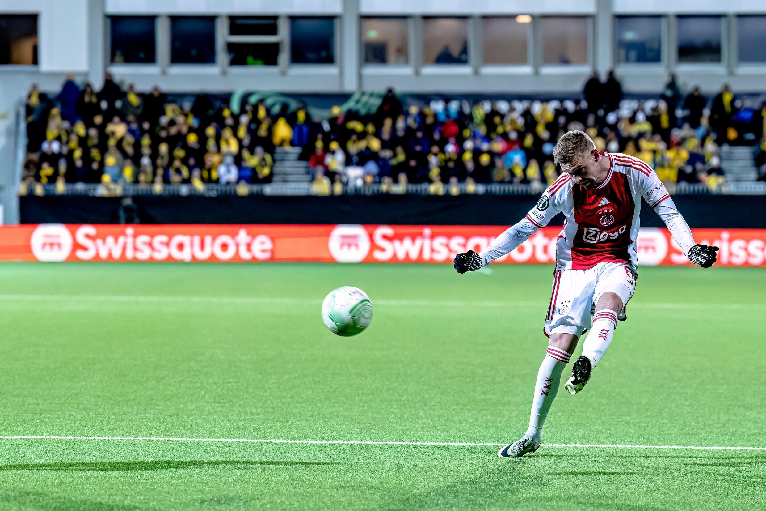 Ajax sleept moeizame overwinning binnen in Noorwegen met 1-2 tegen Bodø/Glimt en gaat door in de ...