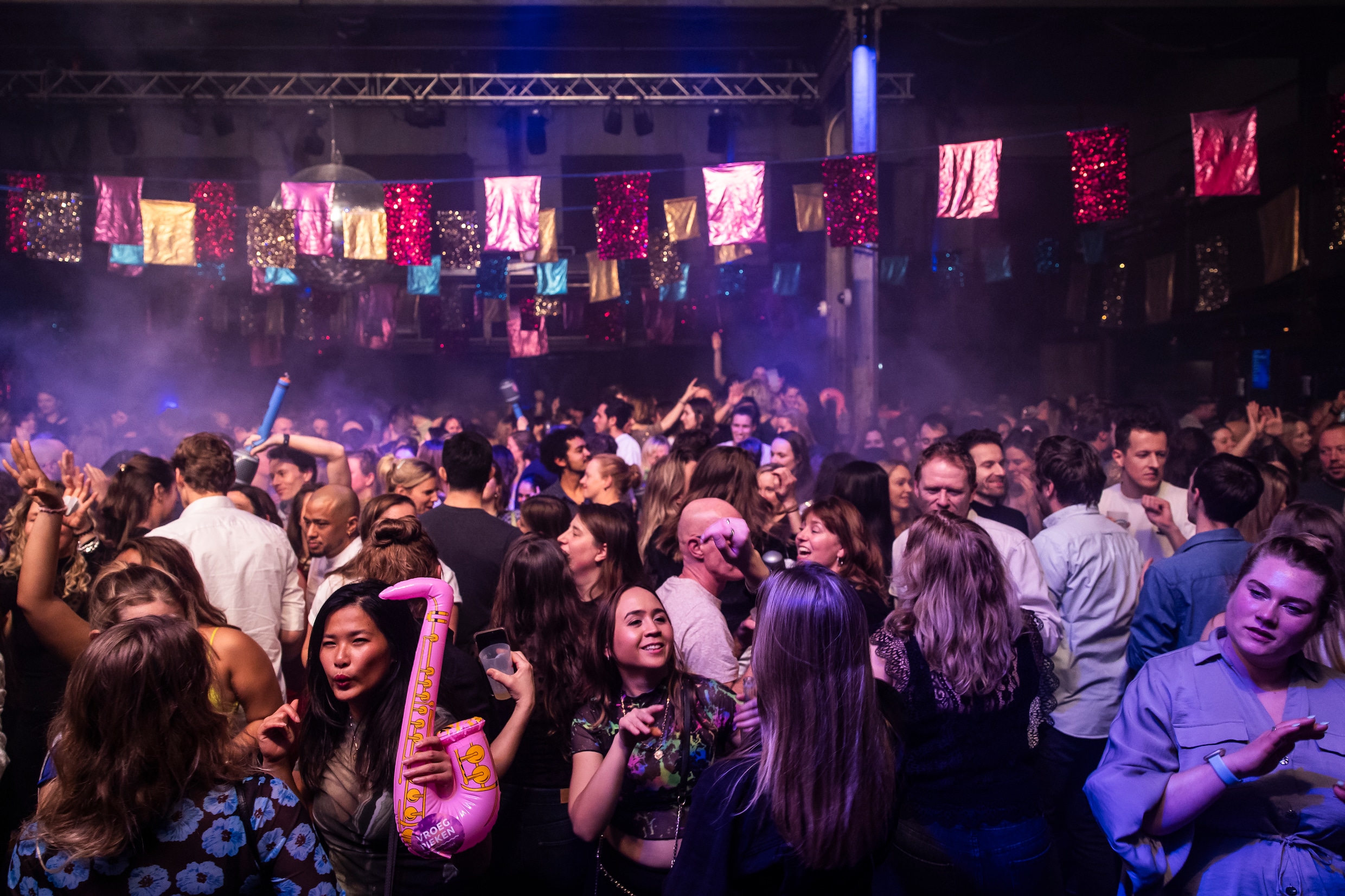 Organisatoren verplaatsen feesten van de nacht naar de dag: ‘Om vier ...