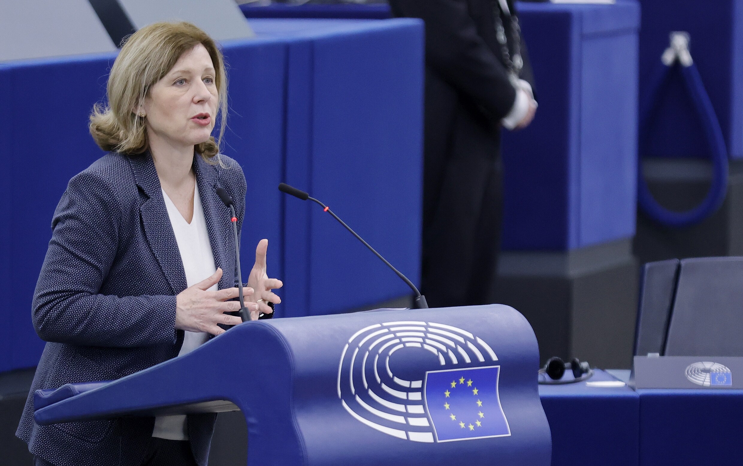 ‘Hoer, rat, Satan in vrouwenkleren’: Europese Commissie worstelt met ...