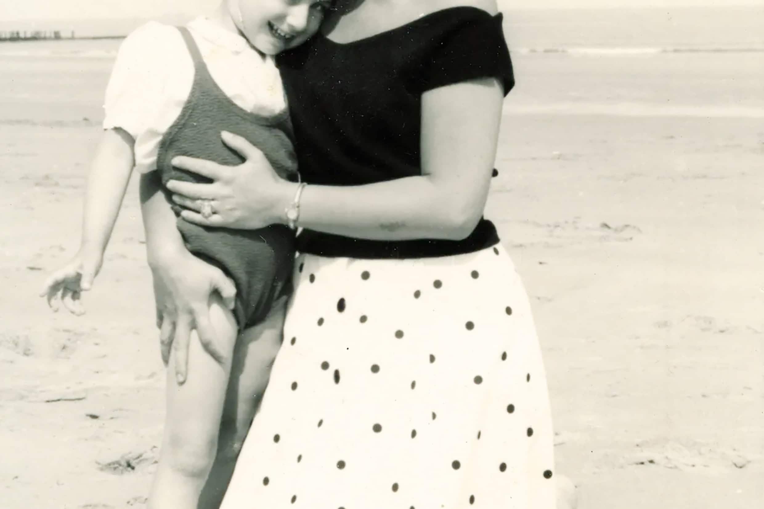 Recensie Mijn moeder lacht’: Verstikkend intieme memoir van Chantal ...