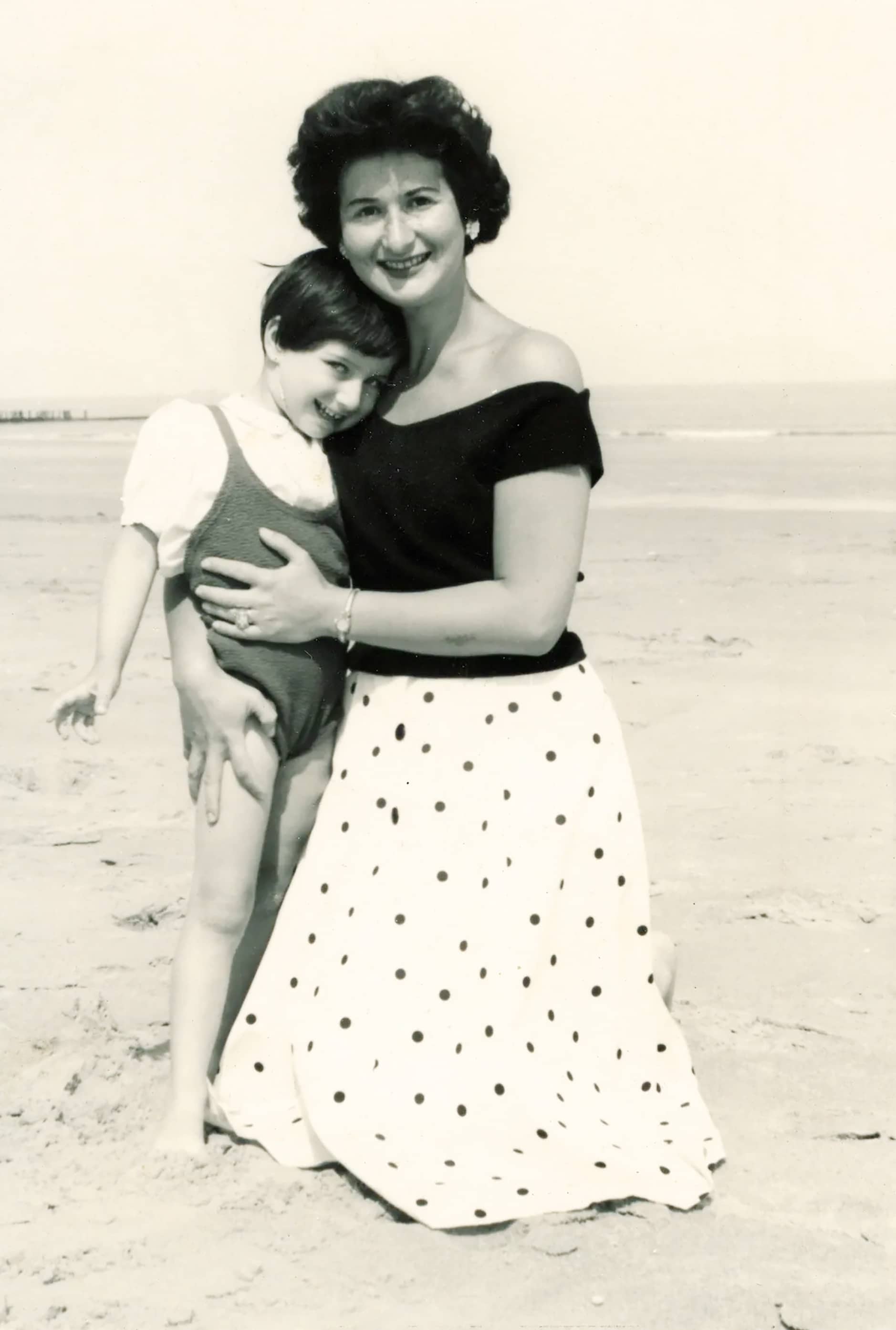 Recensie Mijn moeder lacht’: Verstikkend intieme memoir van Chantal ...