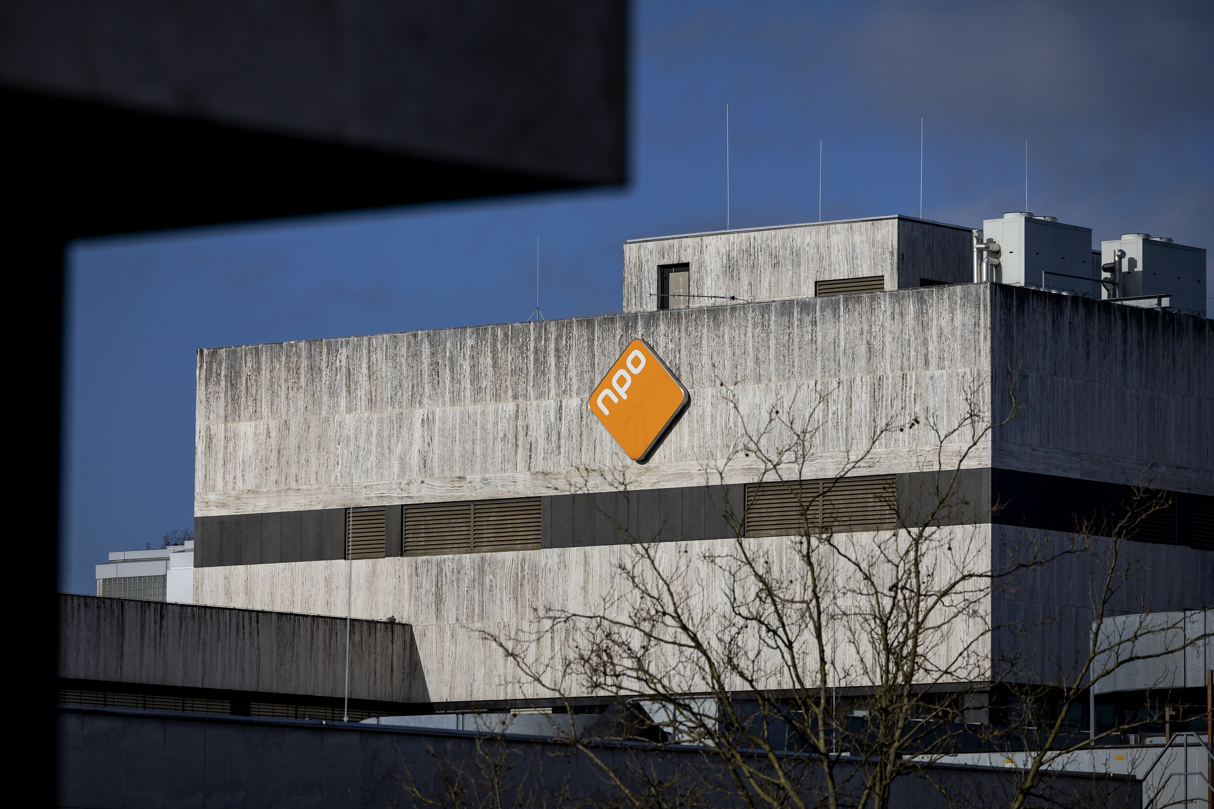 Plan voor veiliger werkklimaat publieke omroep: minder tijdelijke contracten | Het Parool