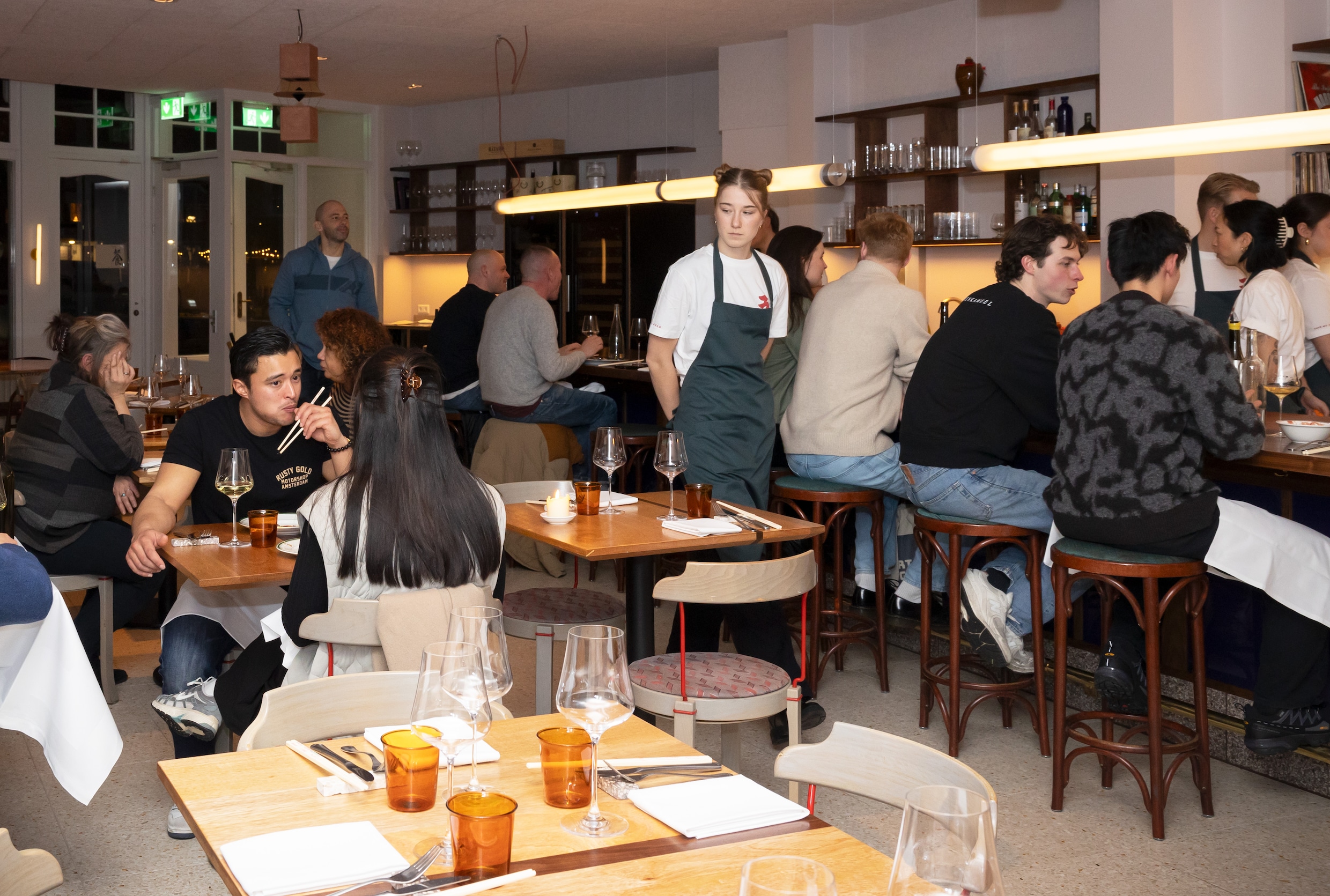 Luister naar muziek op vinyl tijdens een Chinees vijfgangendiner bij ...