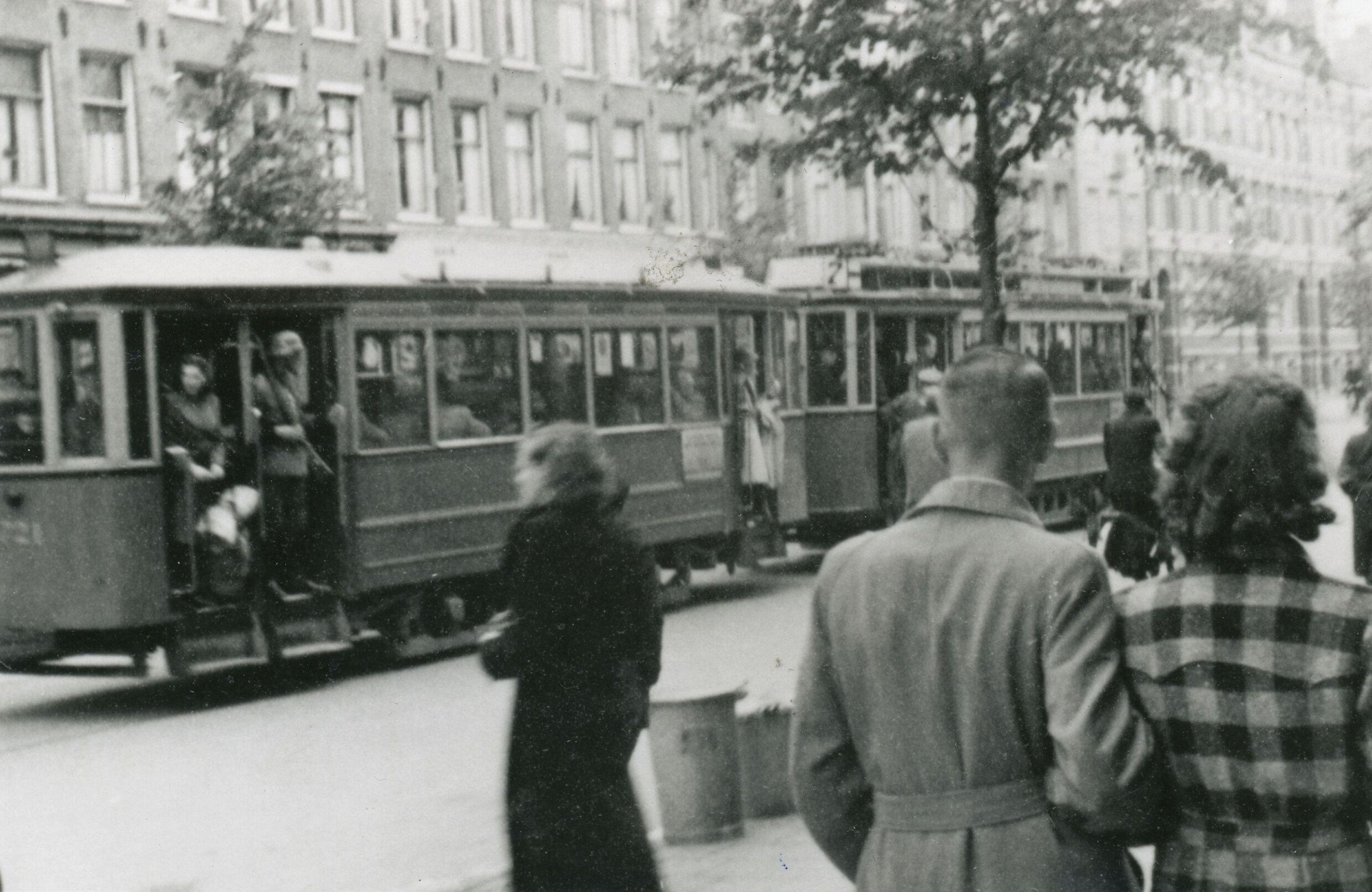 Het GVB verdiende aan de tramritten waarmee Joden werden gedeporteerd ...